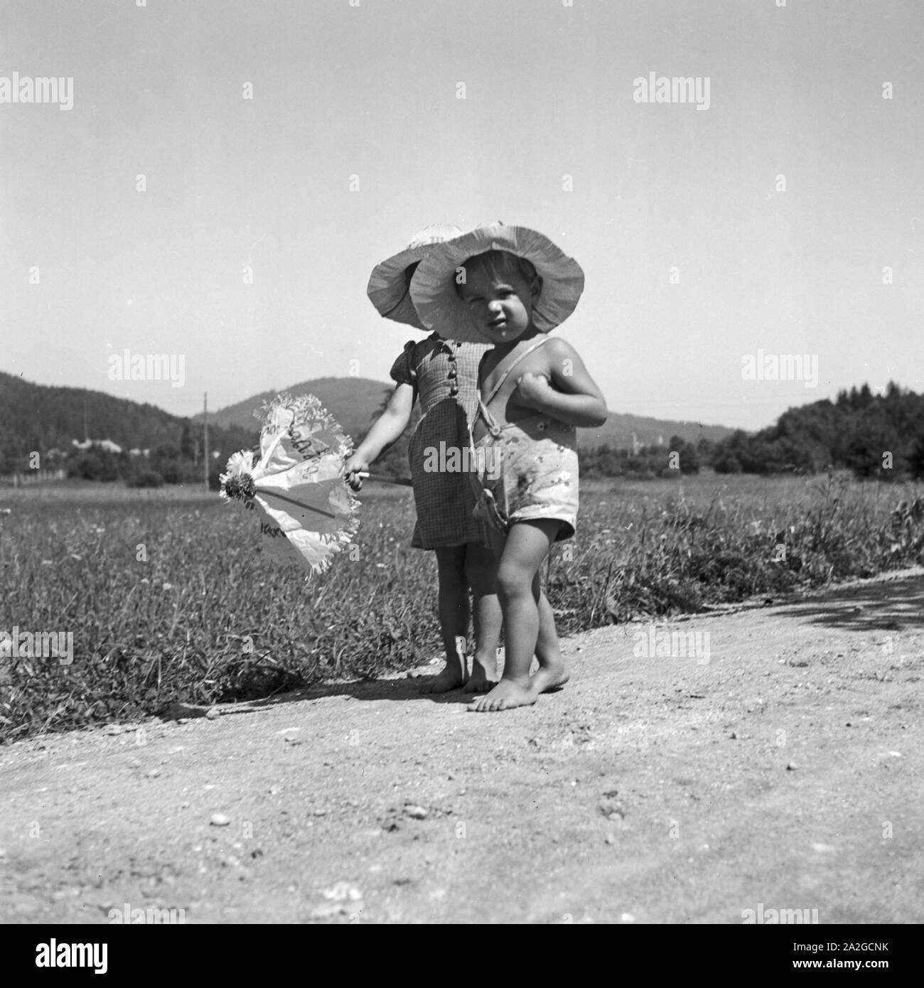 Kinder kinder zwei Black and White Stock Photos & Images - Alamy