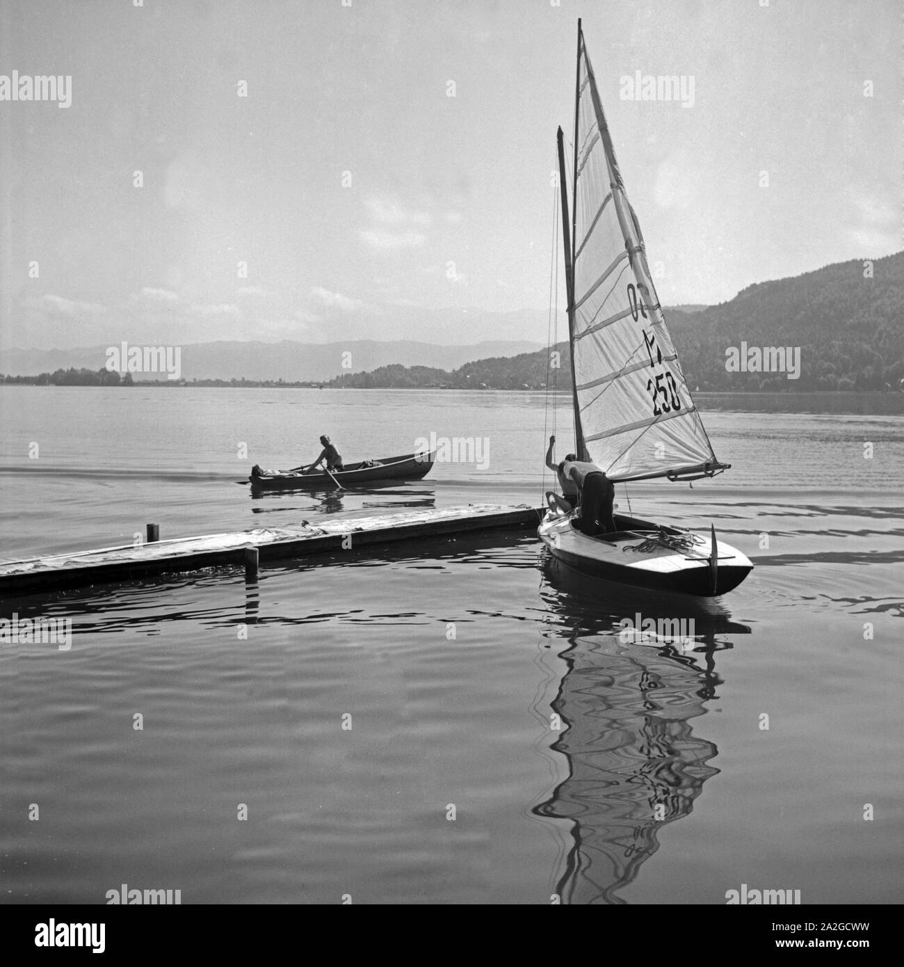 Zwei Segeljollen auf einem See in Österreich, 1930er Jahre. Two jolly ...