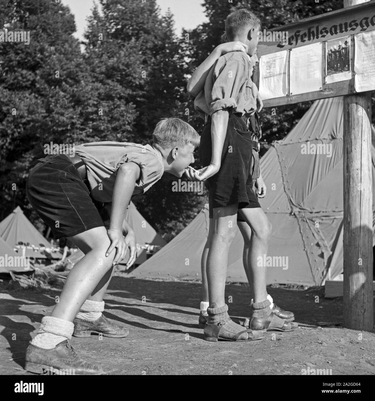 Zwei Hitlerjungen schauen sich den Tagesbefehl am Schwarzen Brett im ...