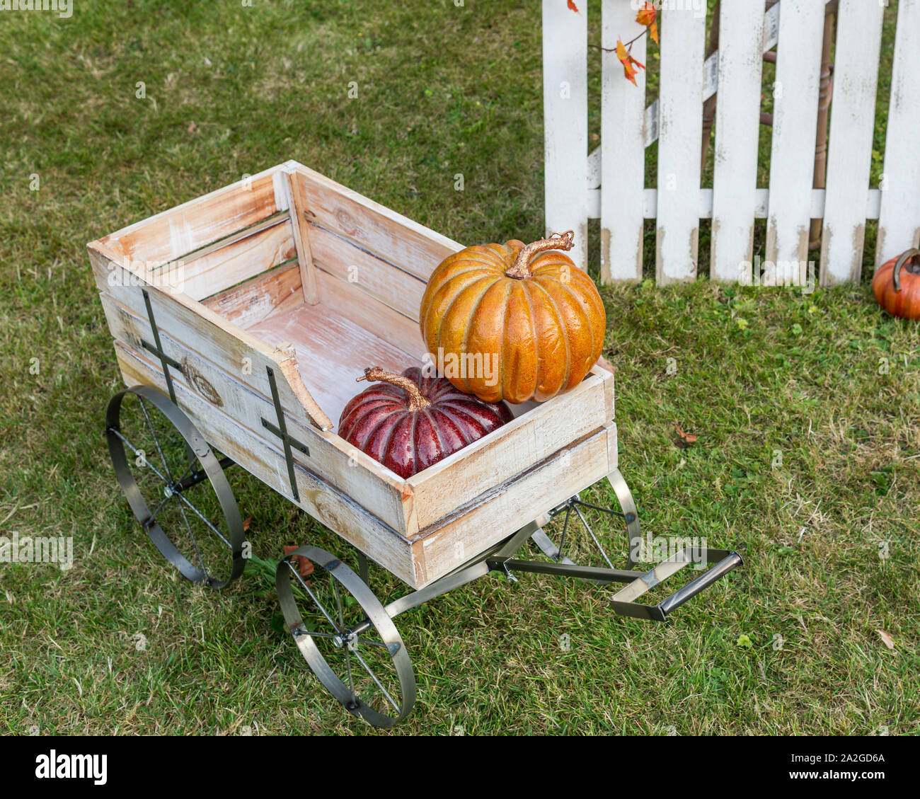 autumn background with pumpkins wood wagon and fence Stock Photo - Alamy