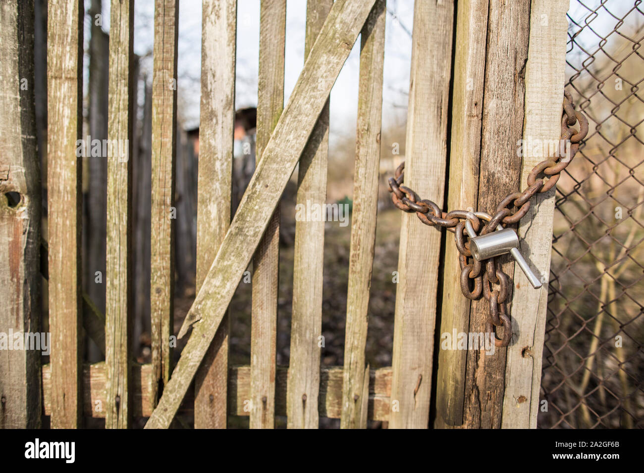 Old rusty padlocked gate hi-res stock photography and images - Alamy
