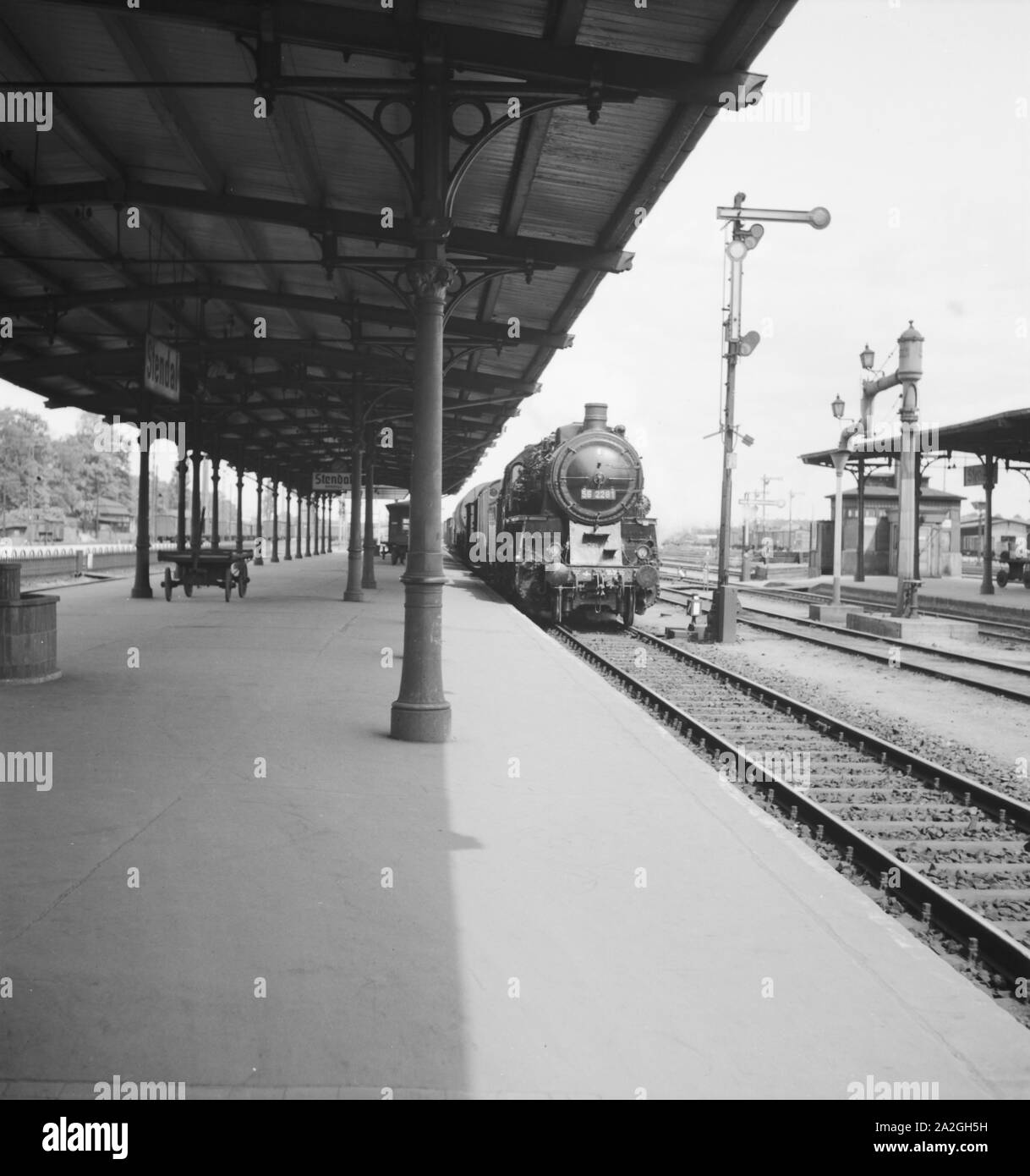 Train travel 1930s hi-res stock photography and images - Alamy