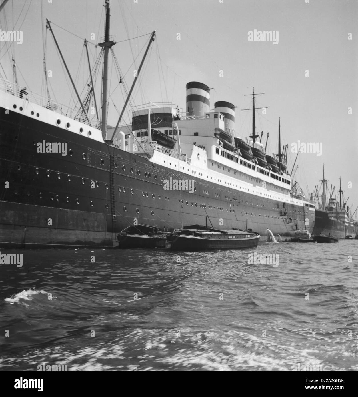Schiffe im Hafen von Hamburg, Deutschland 1930er Jahre. Ships at ...