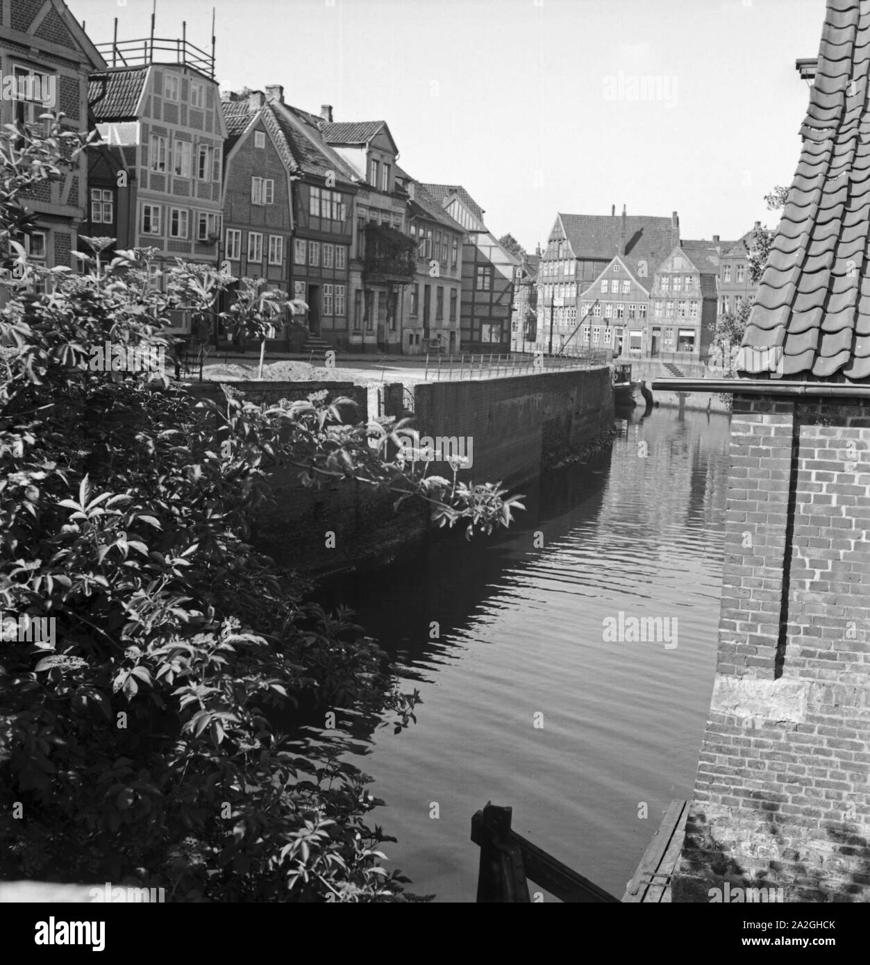 Unterwegs in der alten Hansestadt Stade, Deutschland 1930er Jahre. At ...