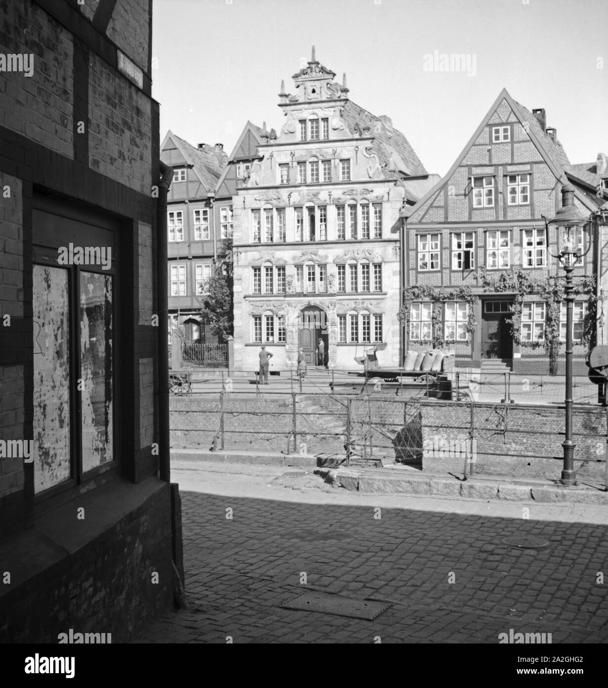 Unterwegs in der alten Hansestadt Stade, Deutschland 1930er Jahre. At ...