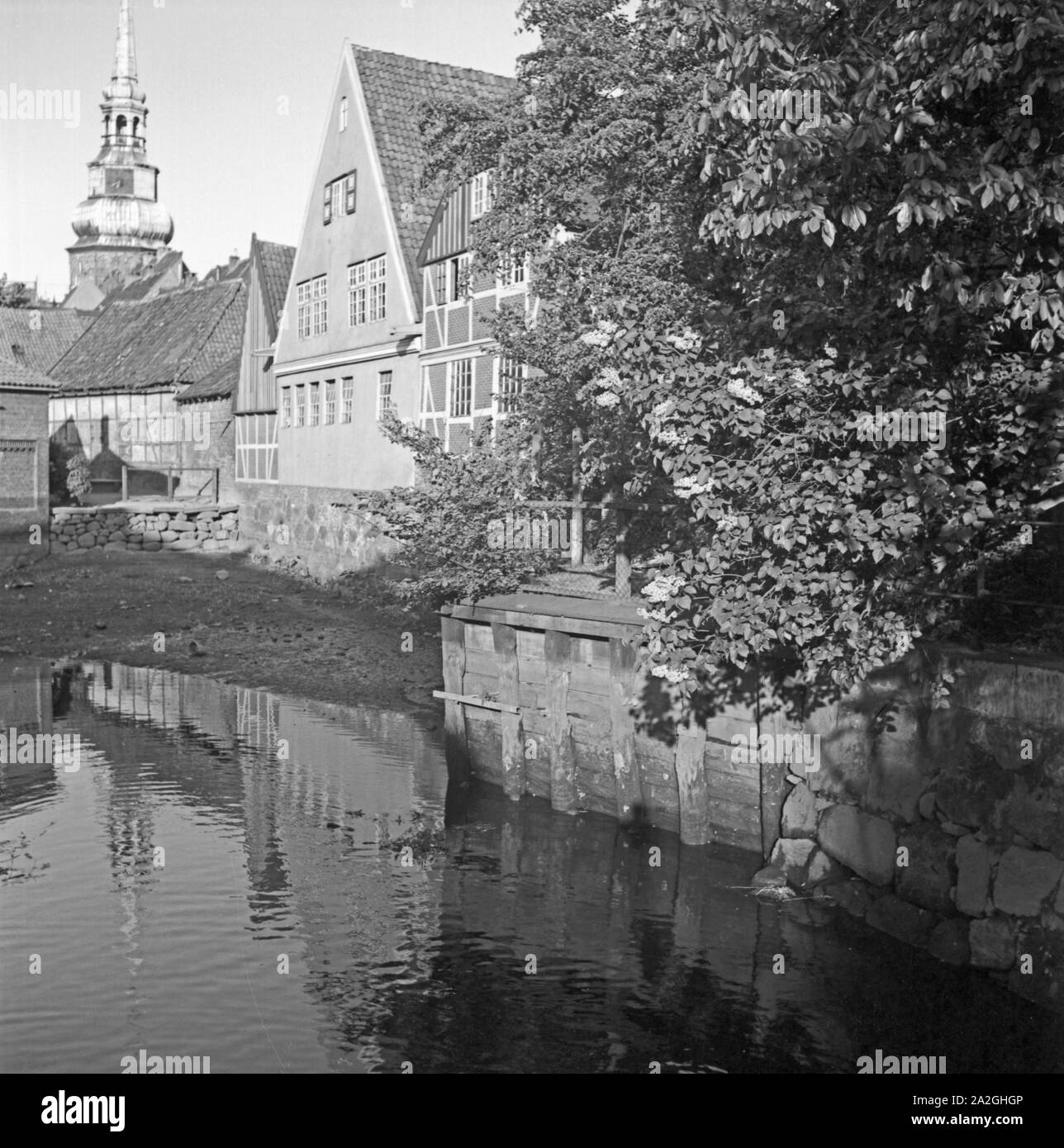 Unterwegs in der alten Hansestadt Stade, Deutschland 1930er Jahre. At ...