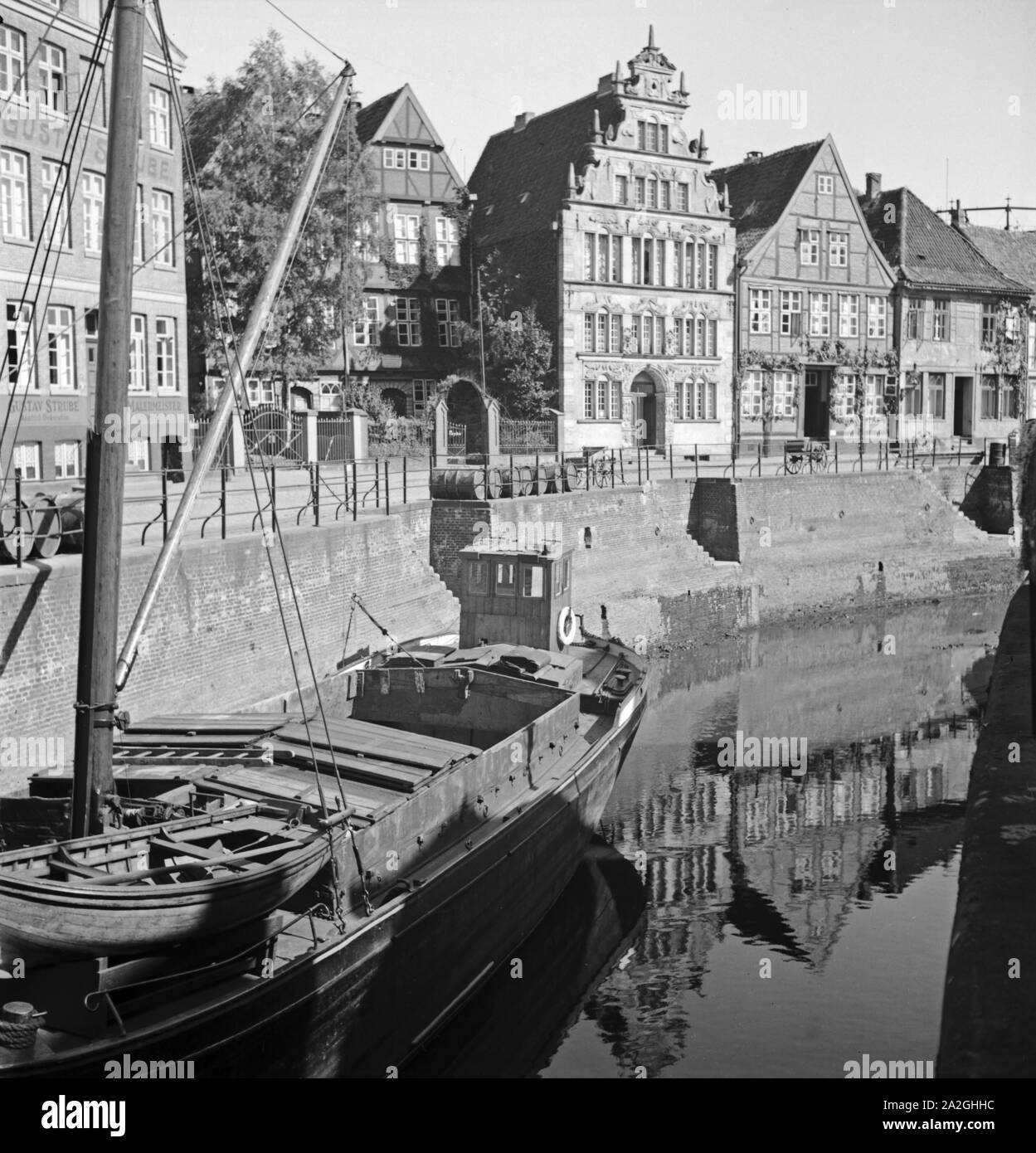 Unterwegs in der alten Hansestadt Stade, Deutschland 1930er Jahre. At ...