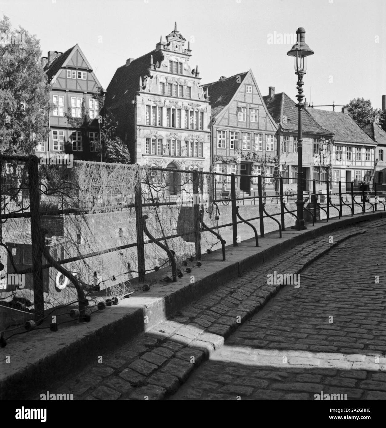 Unterwegs in der alten Hansestadt Stade, Deutschland 1930er Jahre. At ...