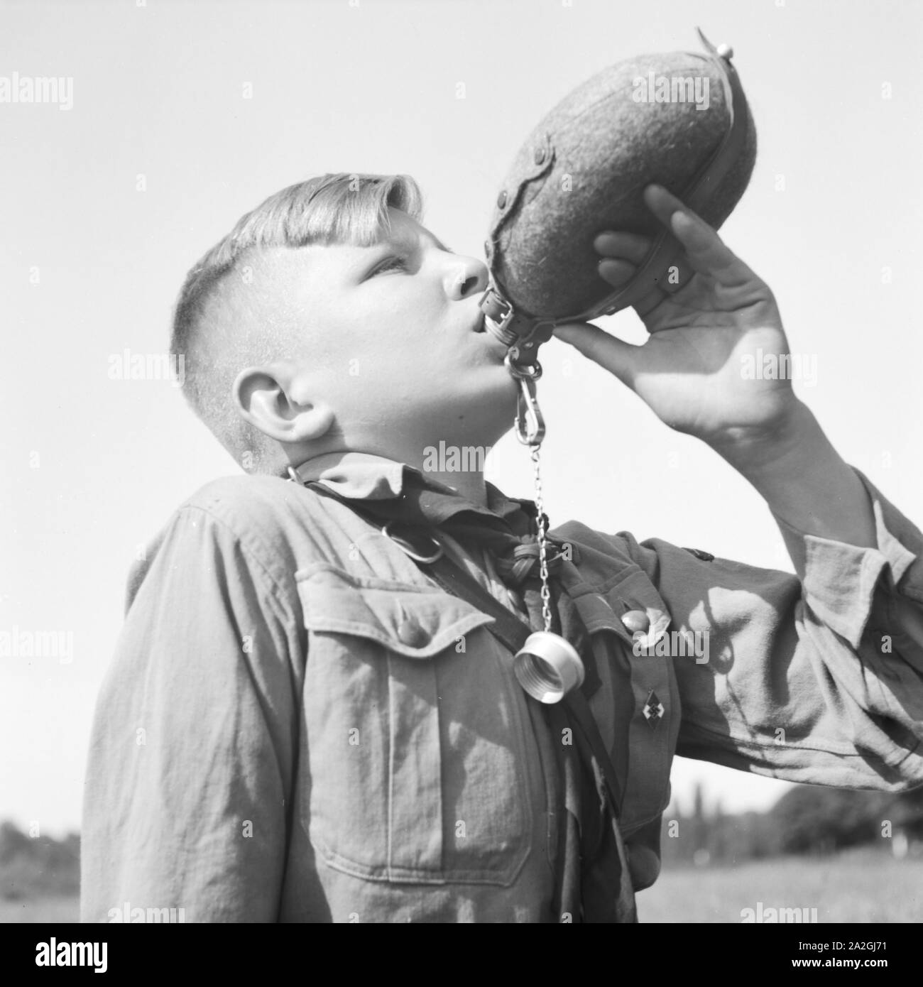 Ein Hitlerjunge nimmt einen Schluck aus seiner Feldflasche, Deutschland ...