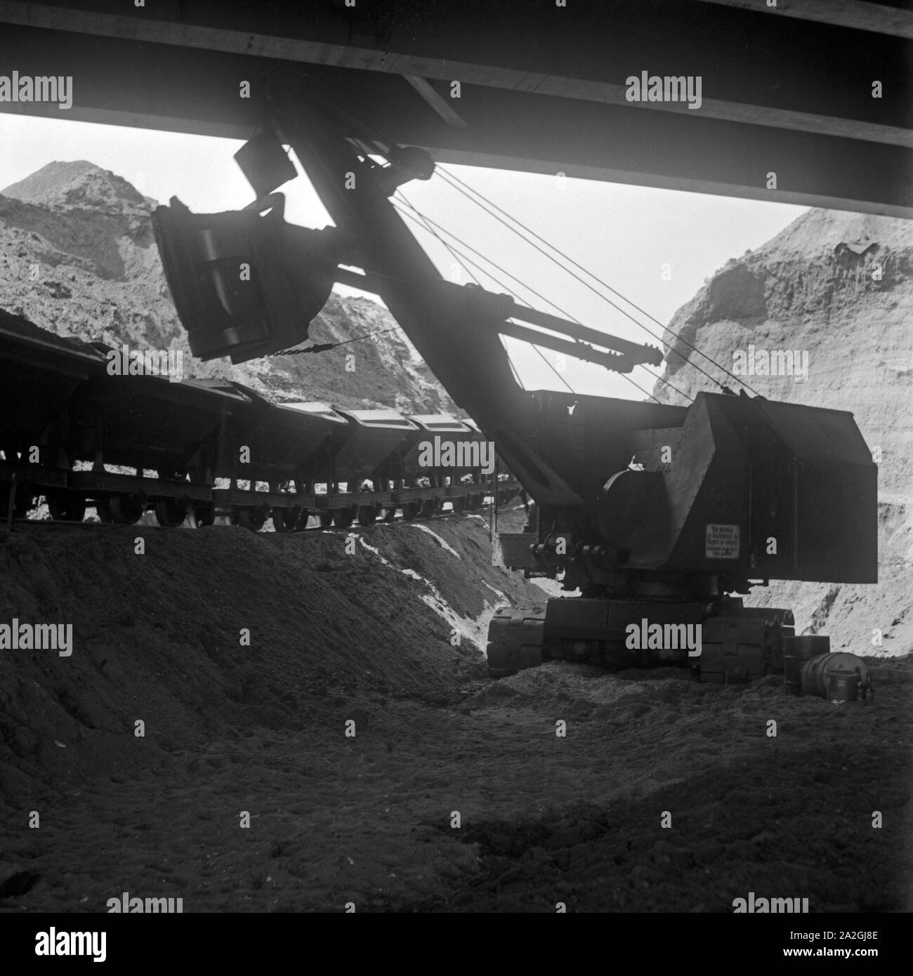 Ein Bagger bei Erdaushub zum Bau der Reichsautobahn, Deutschland 1930er ...