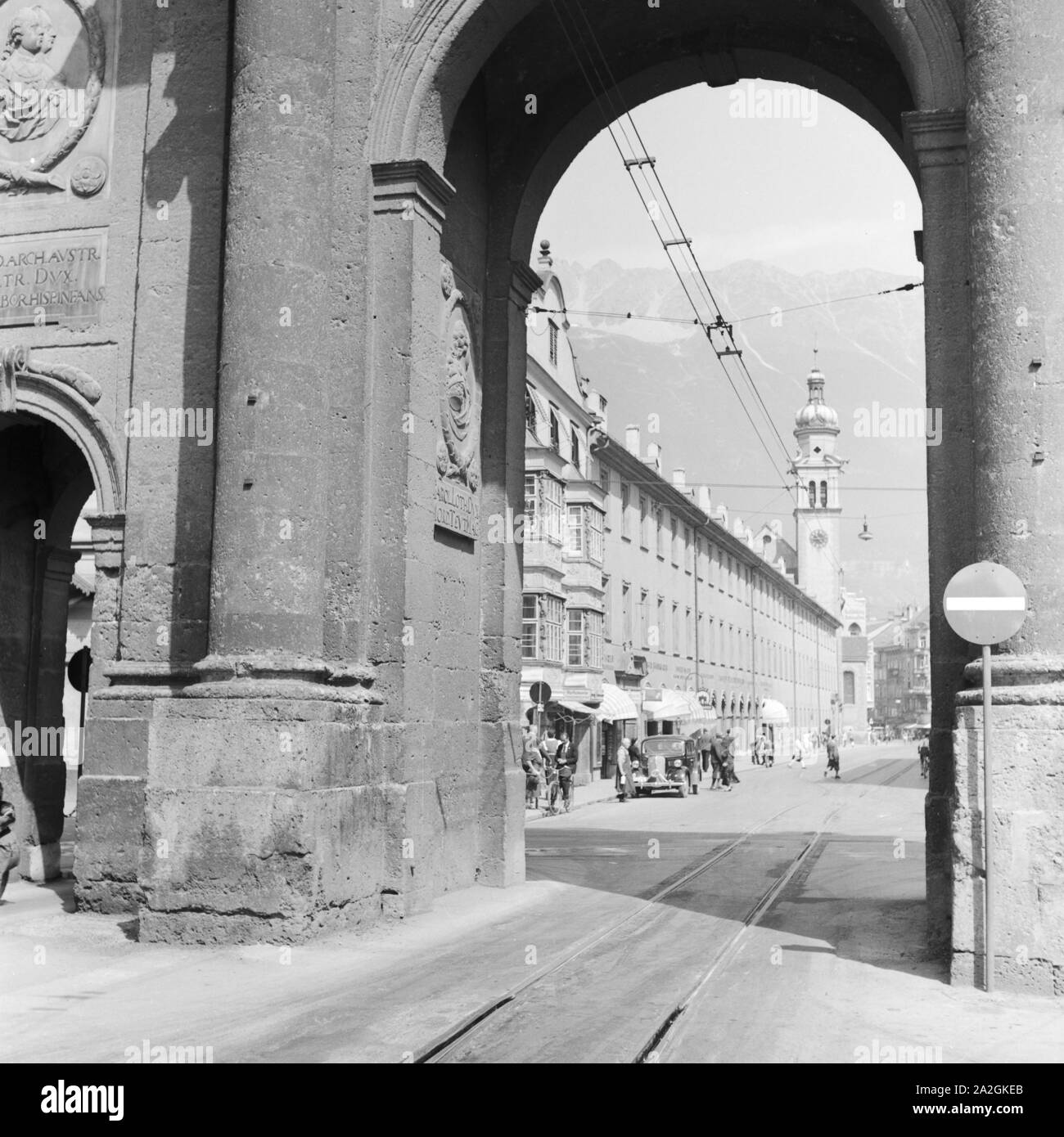 Deutschland 1930er jahre triumph gate at innsbruck in austria hi-res ...