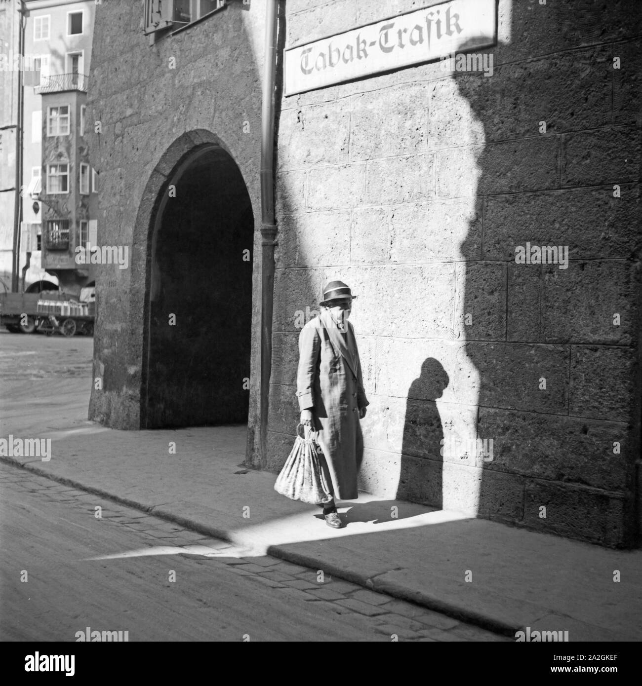 Altere dame Black and White Stock Photos & Images - Alamy