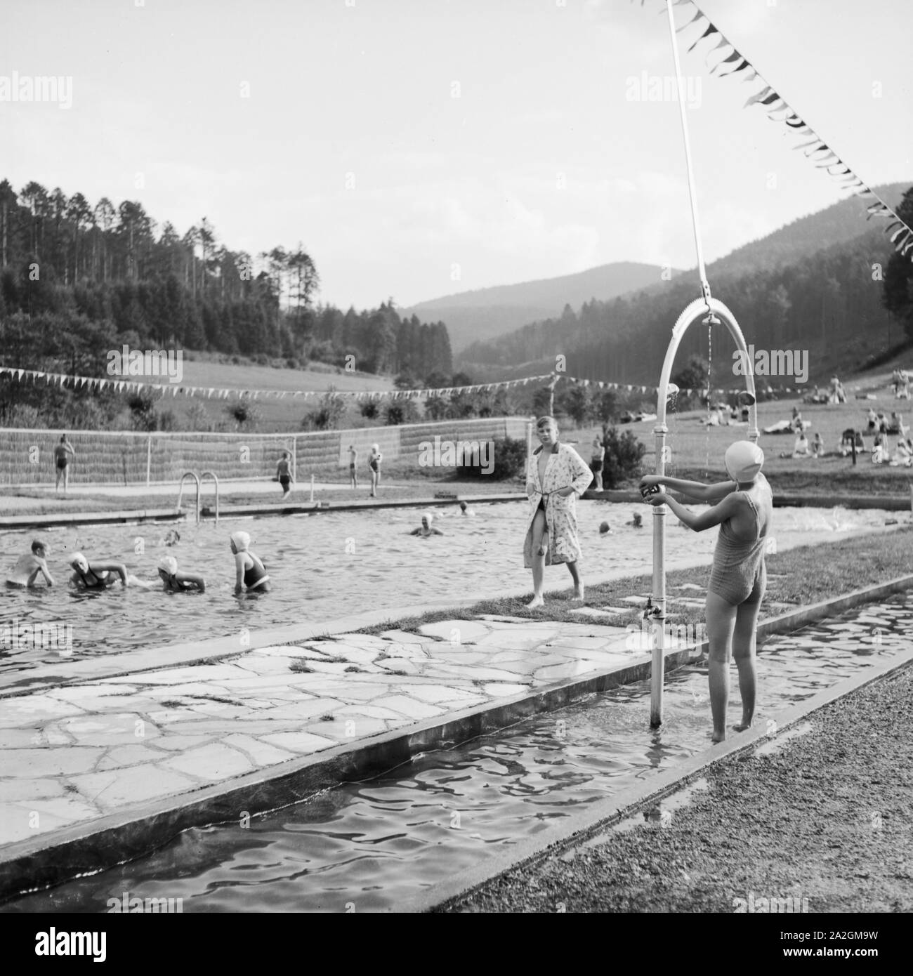 People at swimming pool 1930s hi-res stock photography and images - Alamy