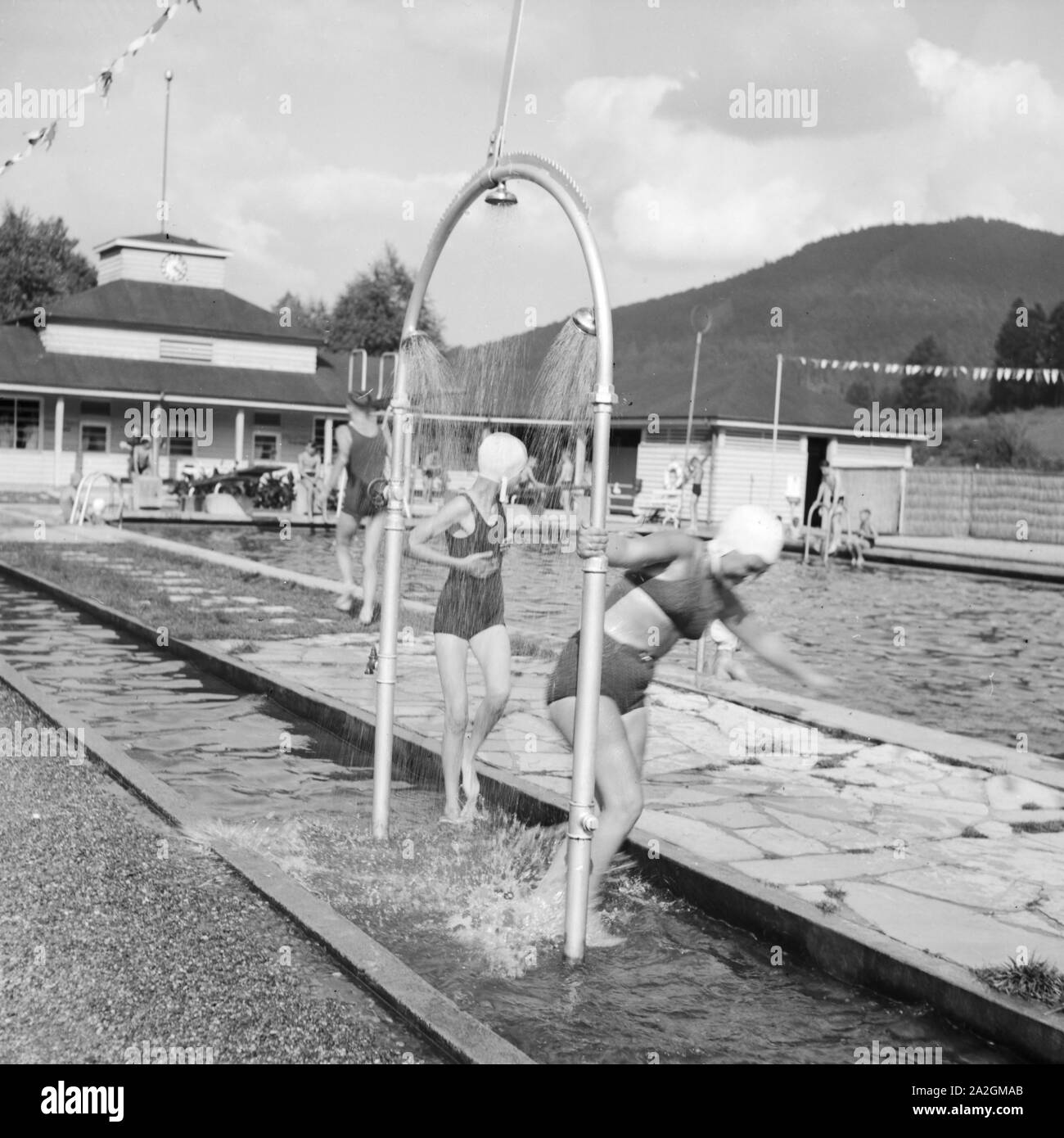 People at swimming pool 1930s hi-res stock photography and images - Alamy