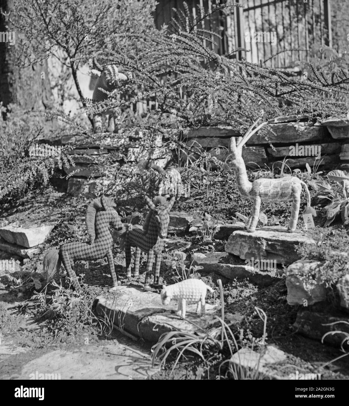 Eine Frau aus dem Kunstgewerbe bei und mit ihrer Arbeit, Deutschland ...