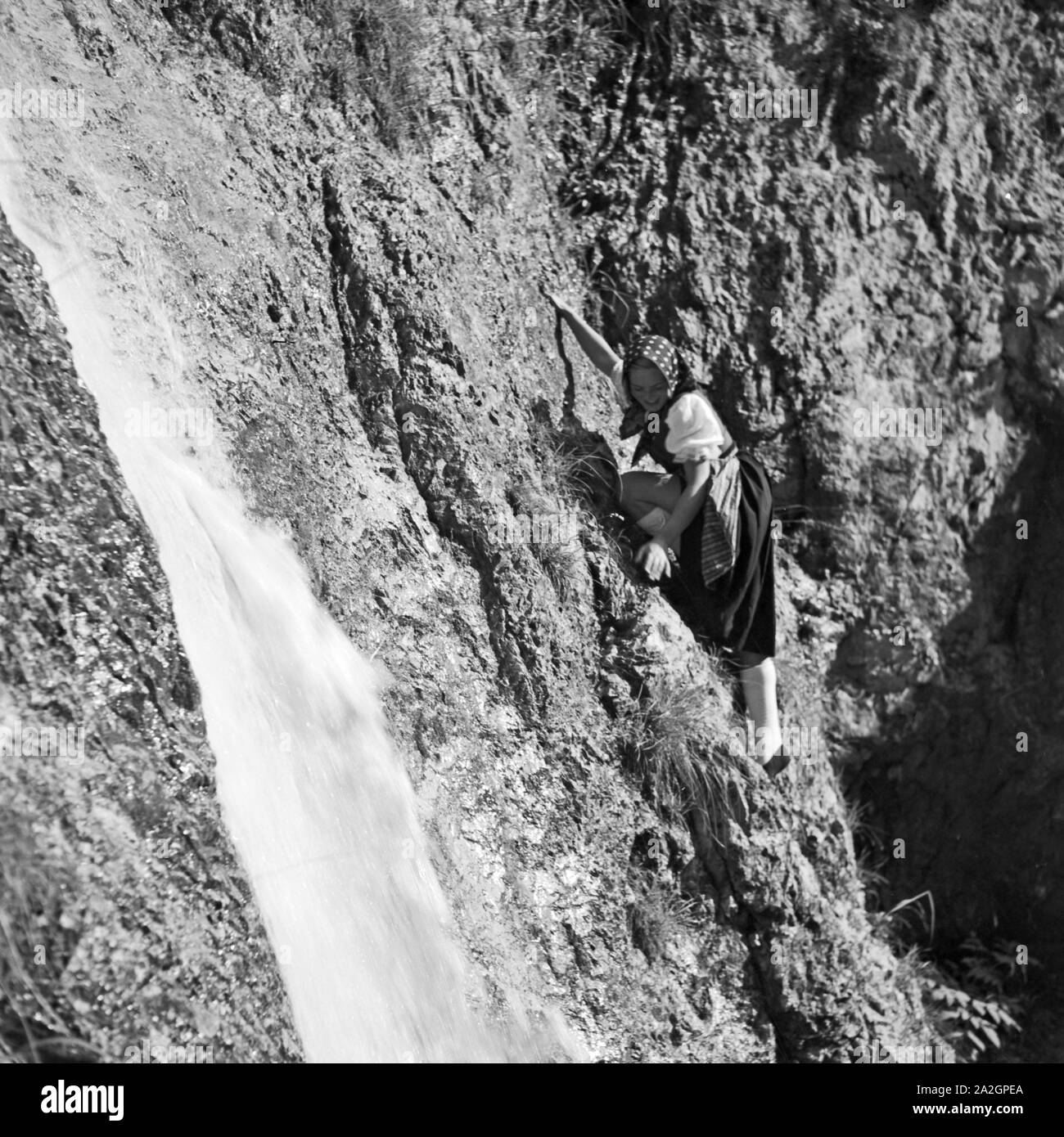 Junge Frau beim Bergsteigen in der Wachau in Österreich, Deutschland ...