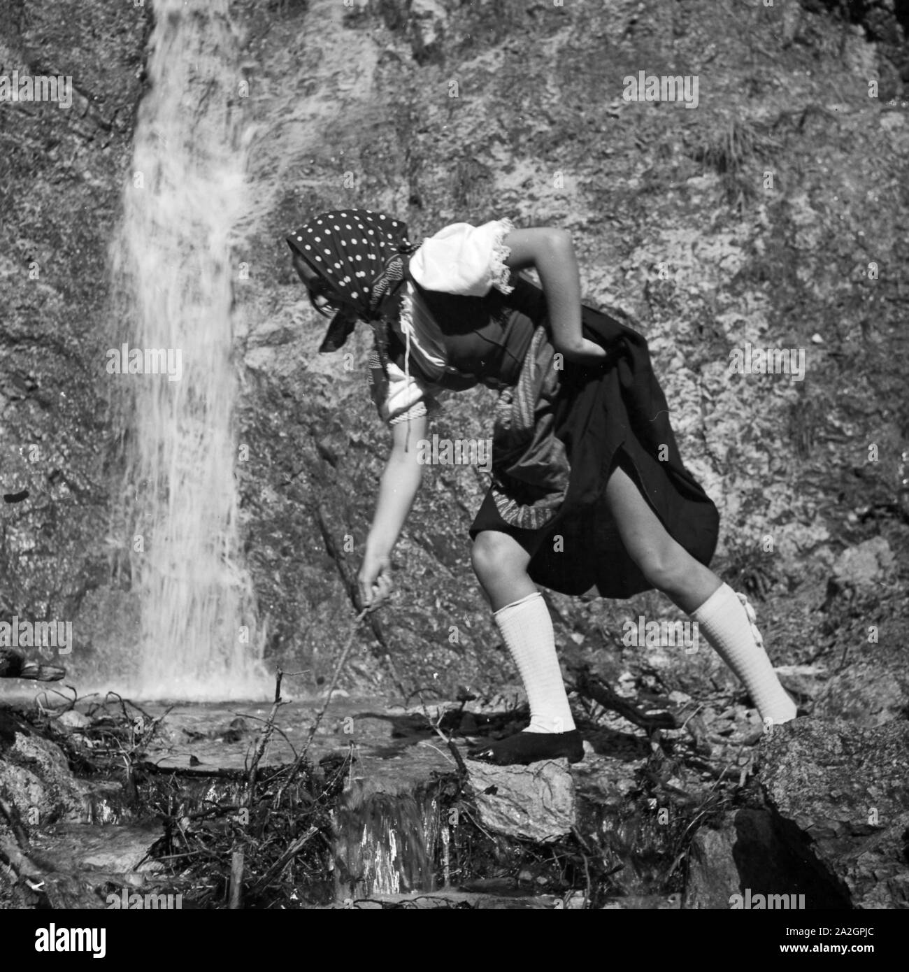 Eine Frau beim Bergsteigen in Österreich, 1930er Jahre. A young woman ...
