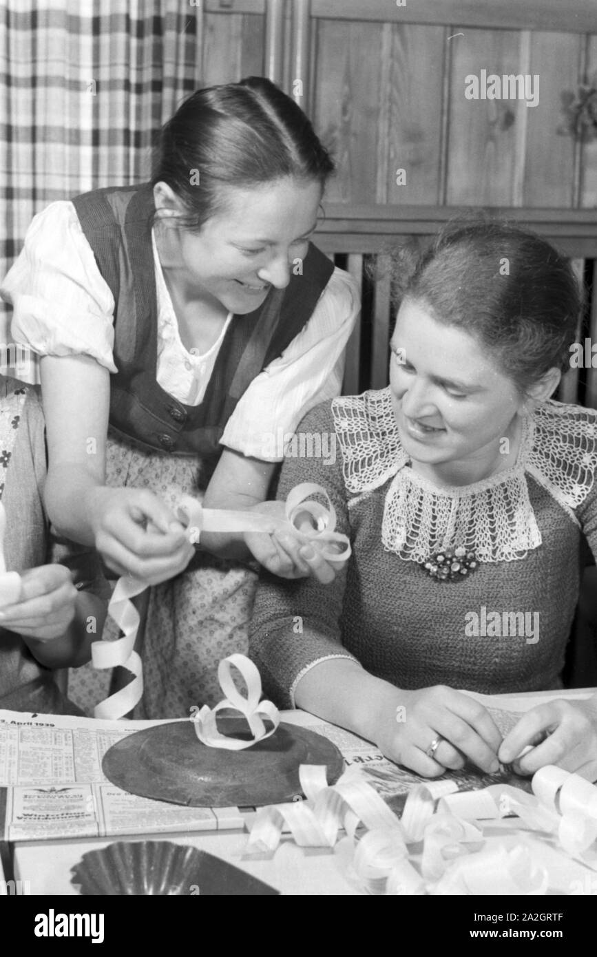 Frauen beim Basteln im Fröbelhaus in Oberweißbach, Deutschland 1930er ...