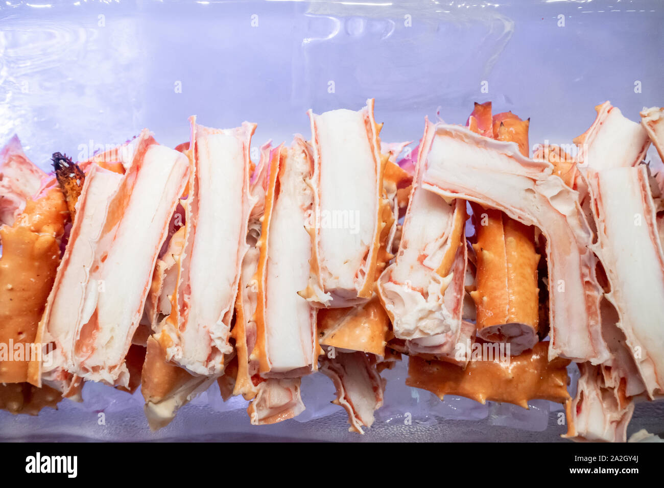 Alaskan King crab in seafood on ice buffet bar Stock Photo - Alamy