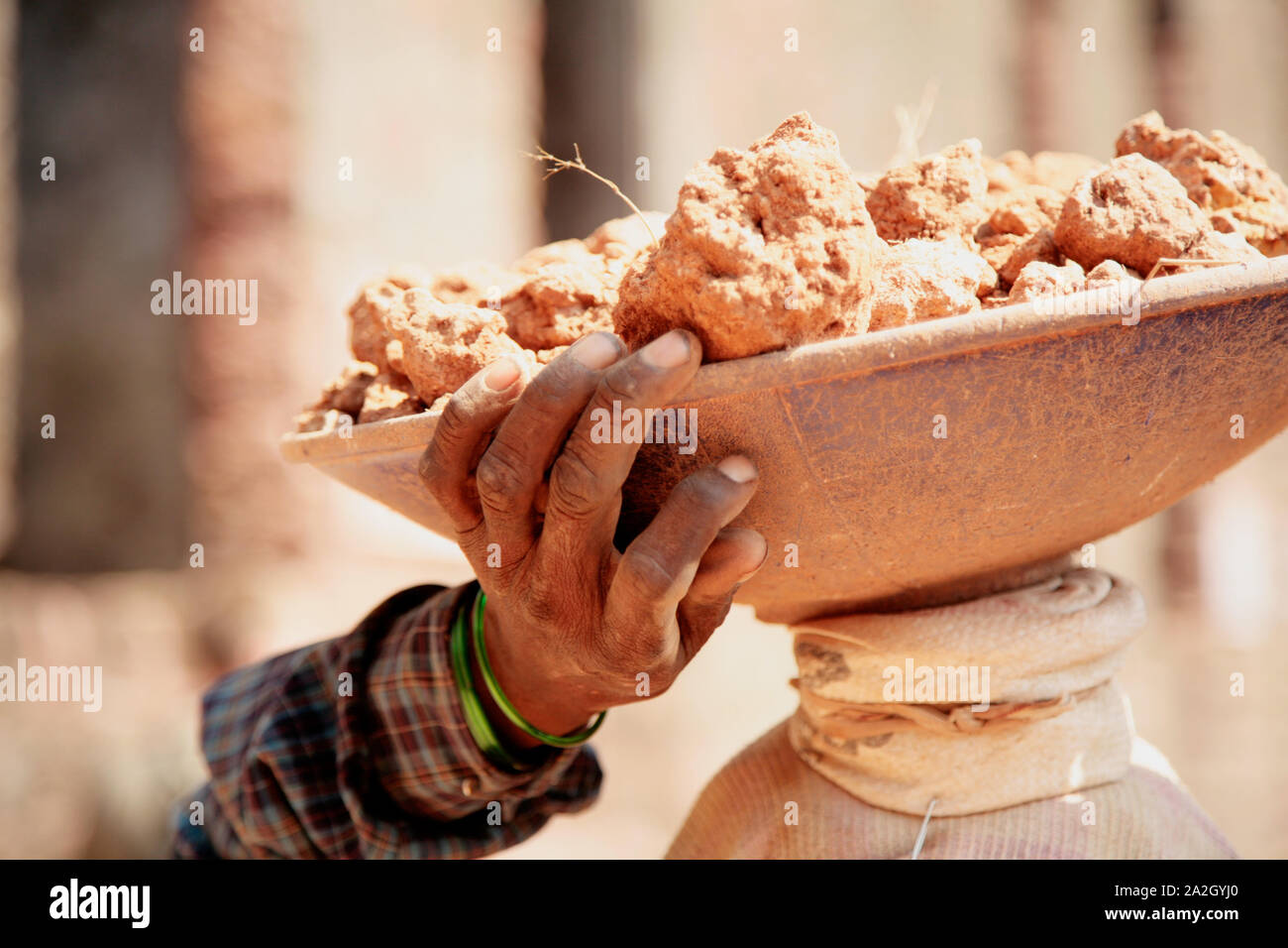 Woman carries a load on her head hi-res stock photography and images ...