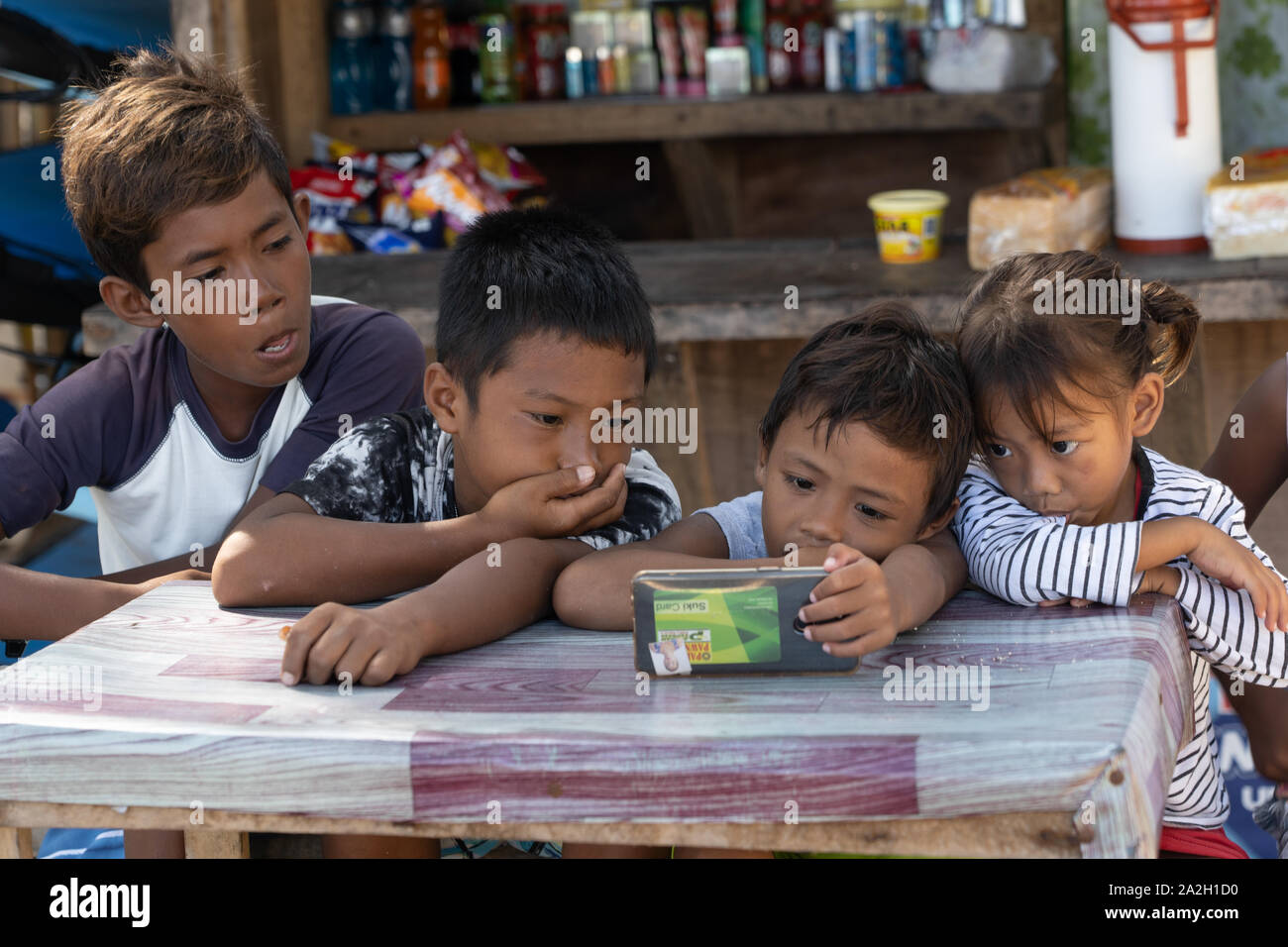 Mobile phone and children hi-res stock photography and images - Alamy