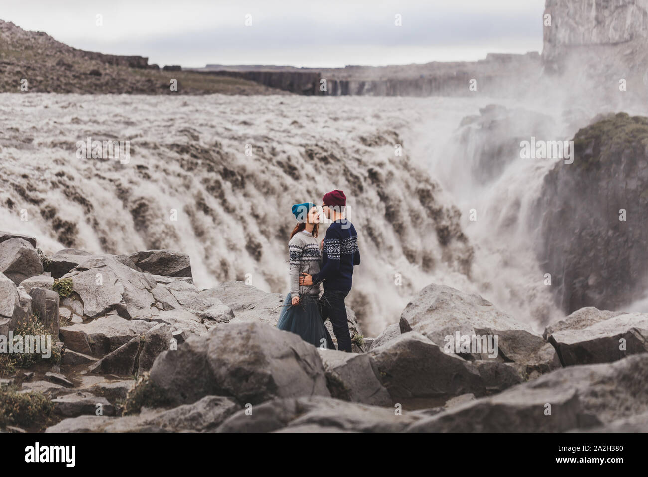 Couple kissing in waterfall hi-res stock photography and images - Alamy