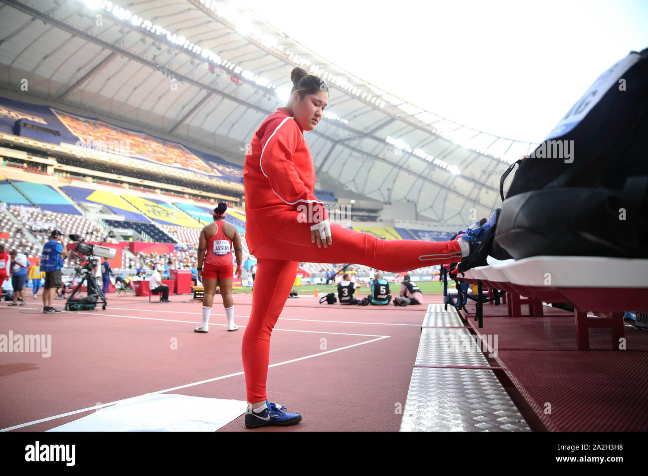 Doha, Qatar. 2nd Oct, 2019. Zhang Linru of China warms up before the ...