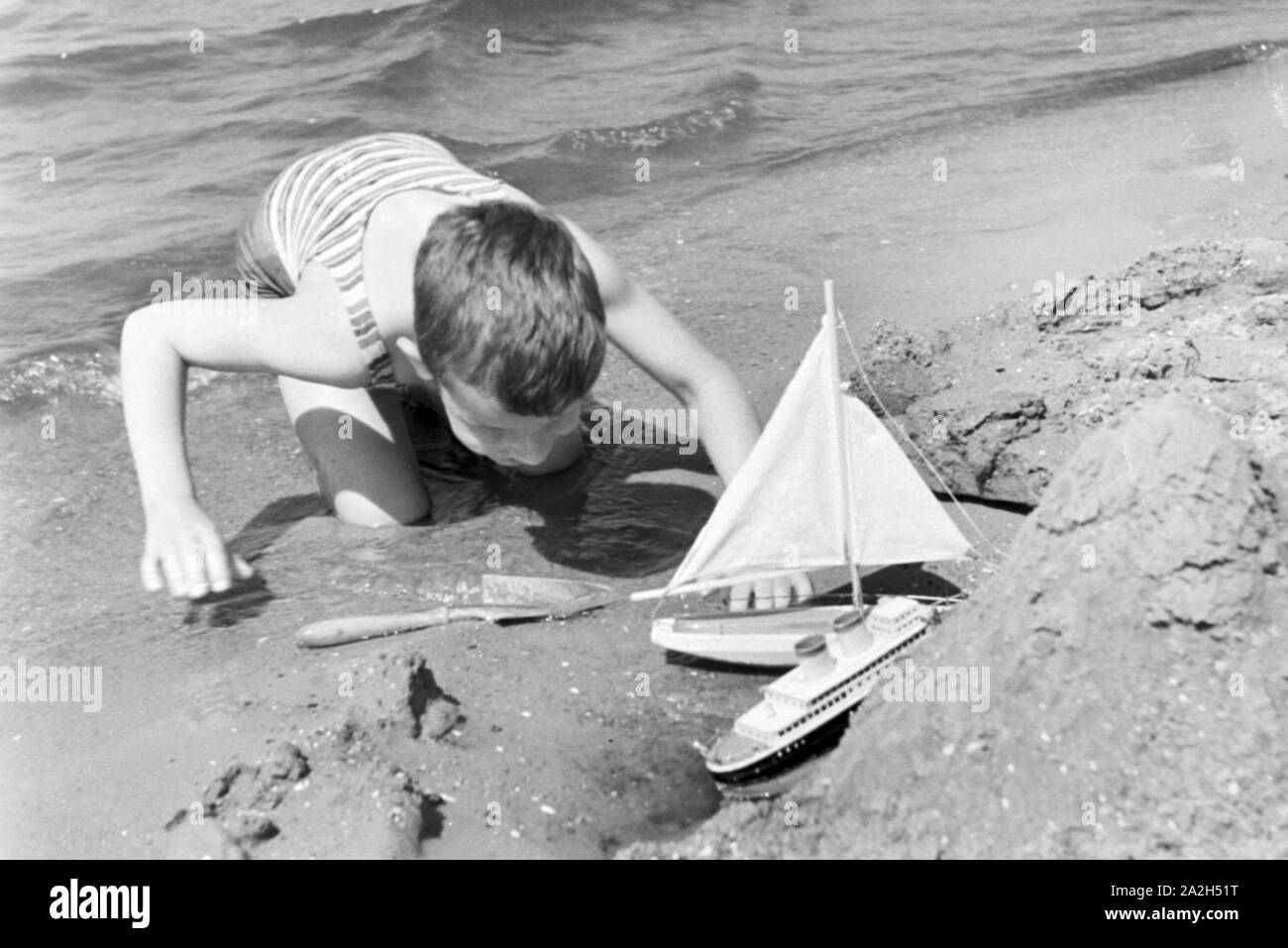 Kleiner junge hi-res stock photography and images - Alamy