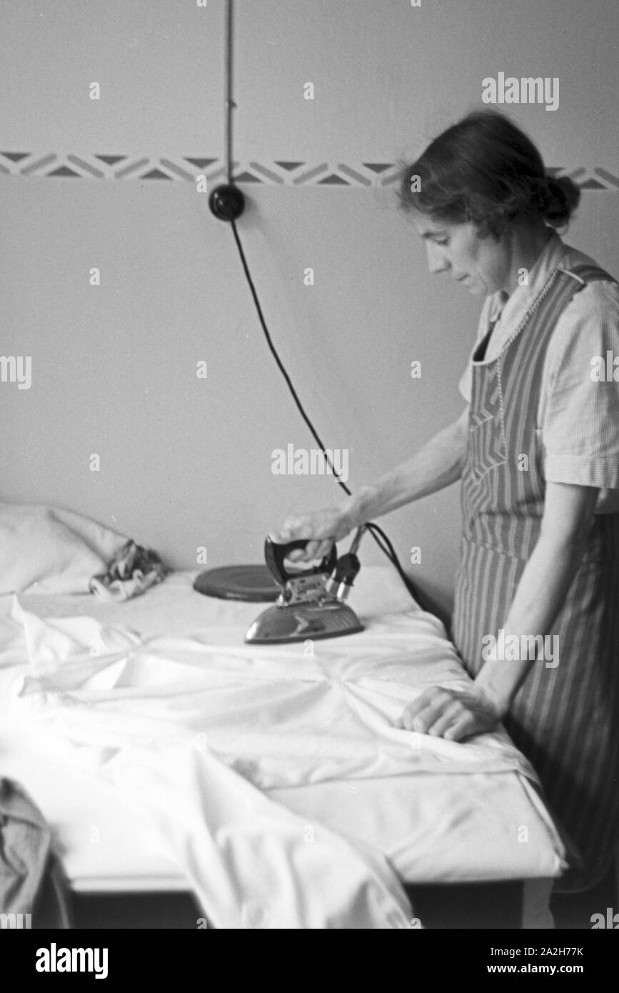 Housework 1930s hi-res stock photography and images - Alamy