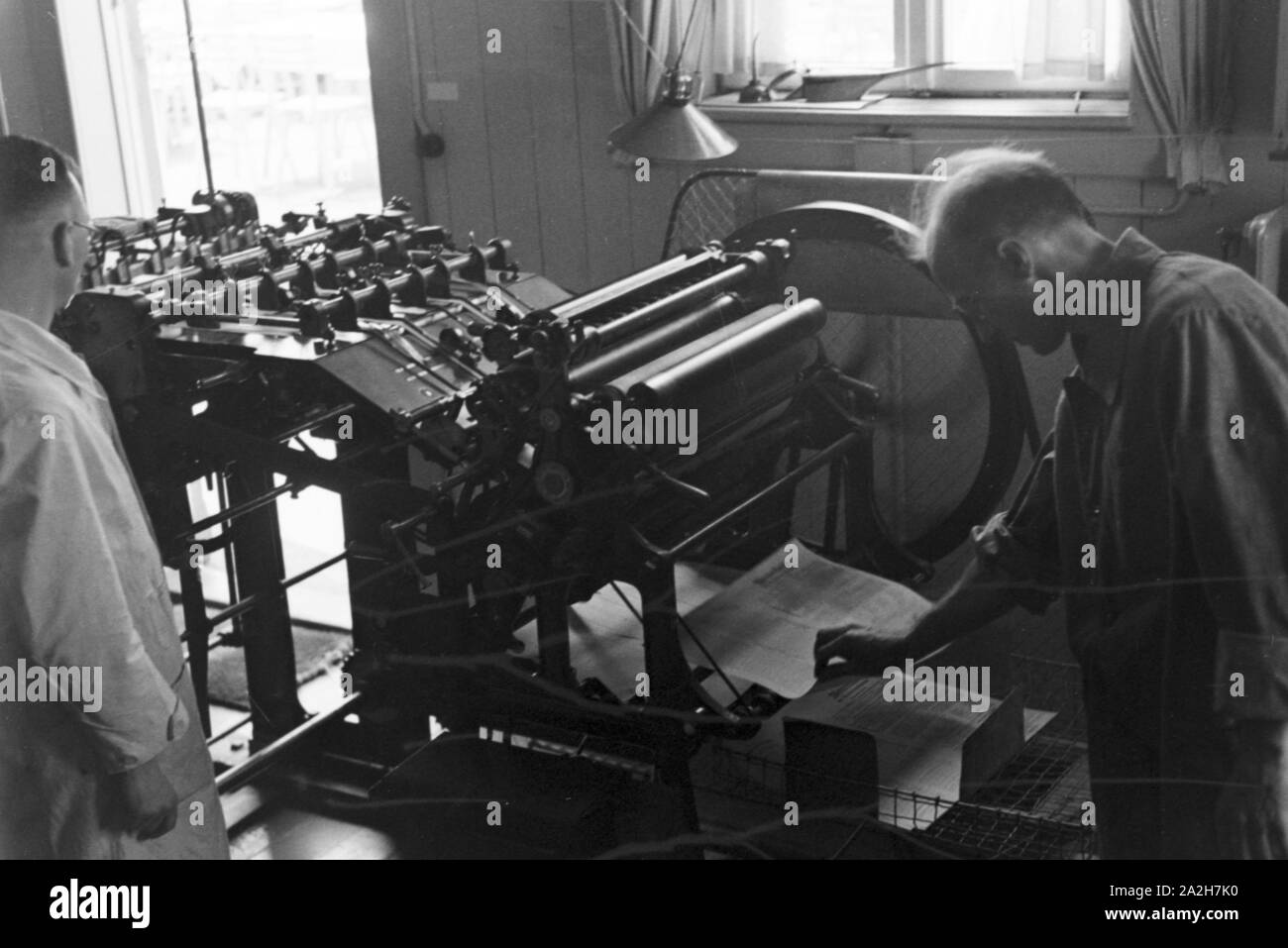 Newspaper worker printing press hi-res stock photography and images - Alamy
