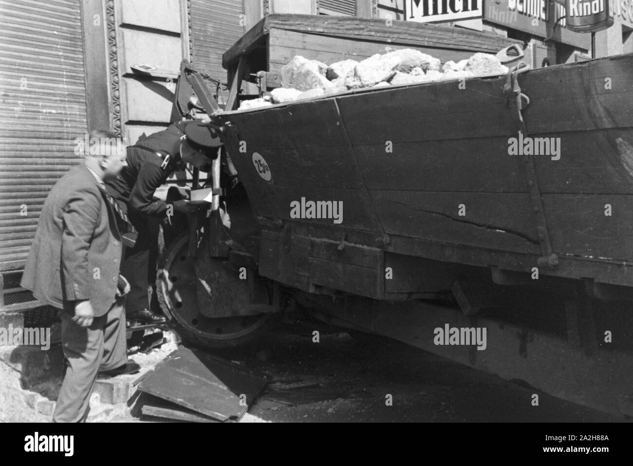 1930s policeman hi-res stock photography and images - Alamy