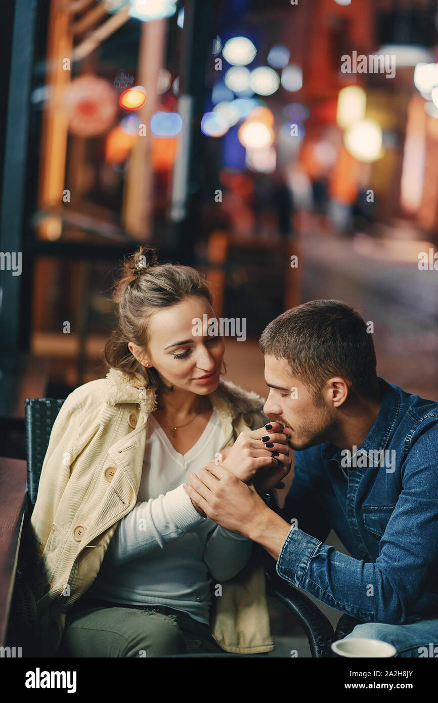 couple drinking coffee outside a restaurant at night Stock Photo - Alamy
