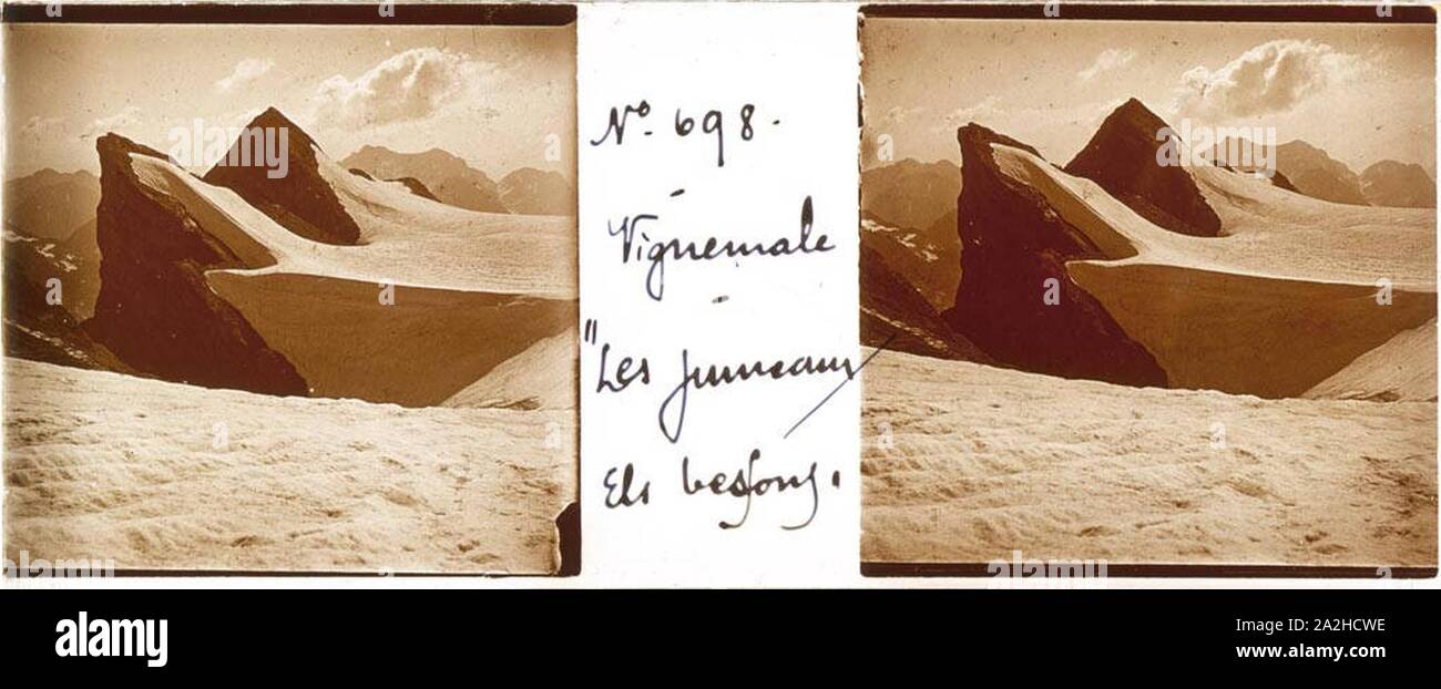 Els pics bessons del Piton Carré amb neu Stock Photo - Alamy