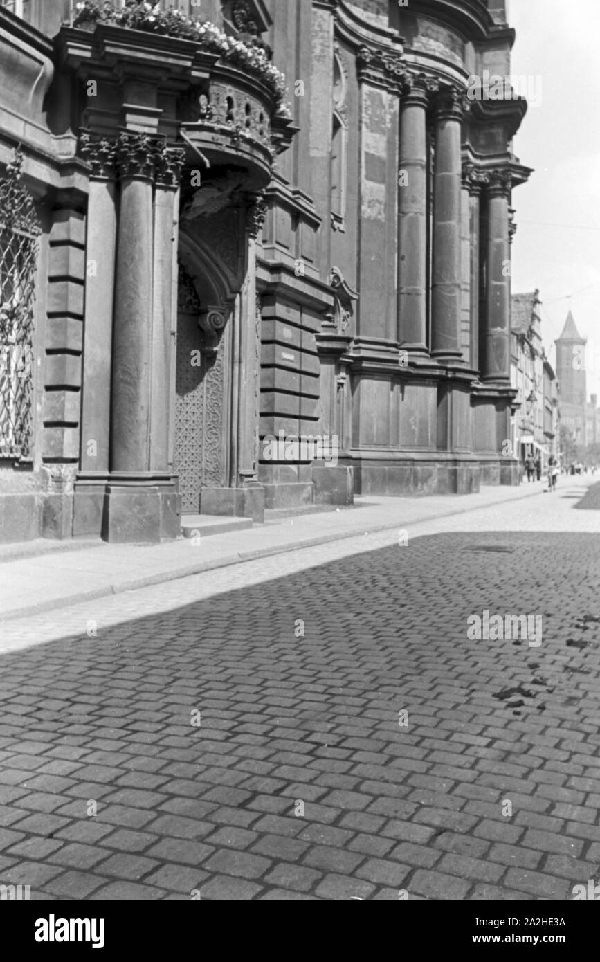 Emperors lock hi-res stock photography and images - Alamy