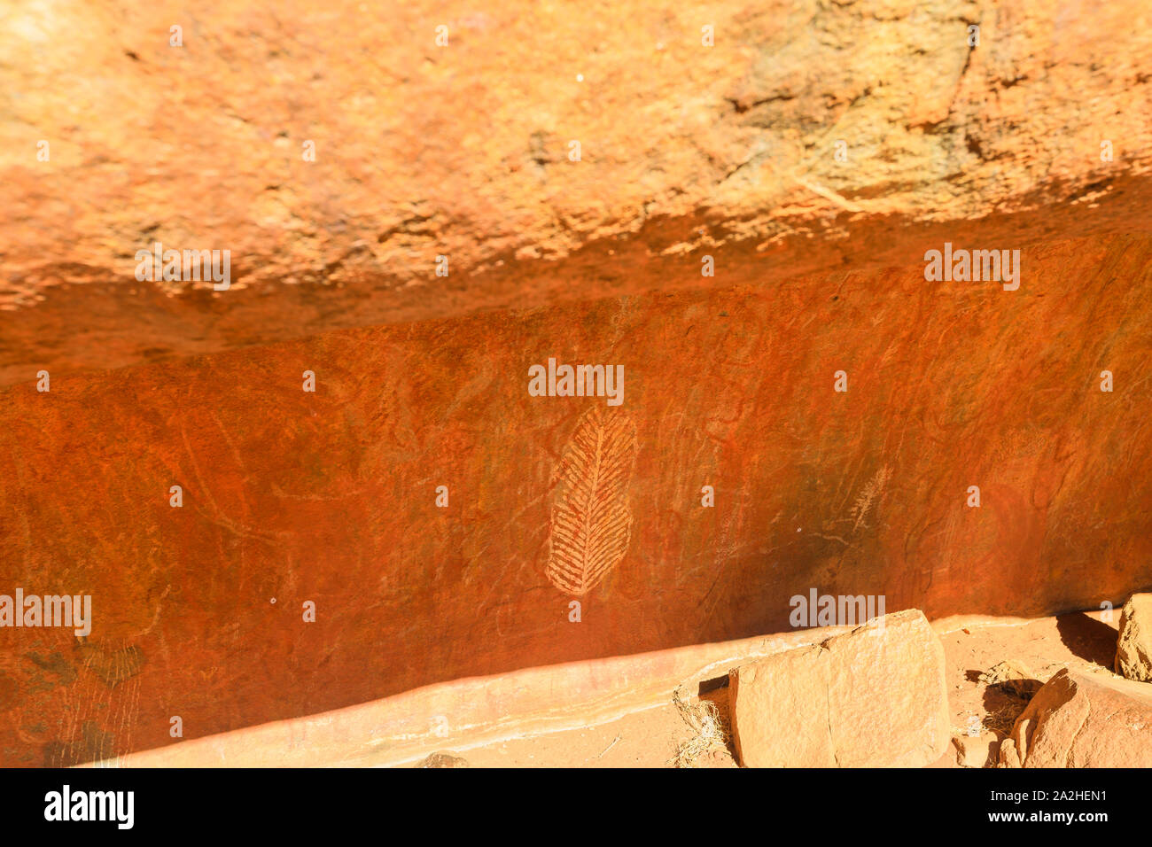 Rock painting at the uluru ayers rock hi-res stock photography and ...