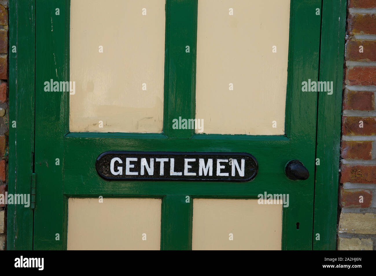 Platform door railway station hi-res stock photography and images - Alamy