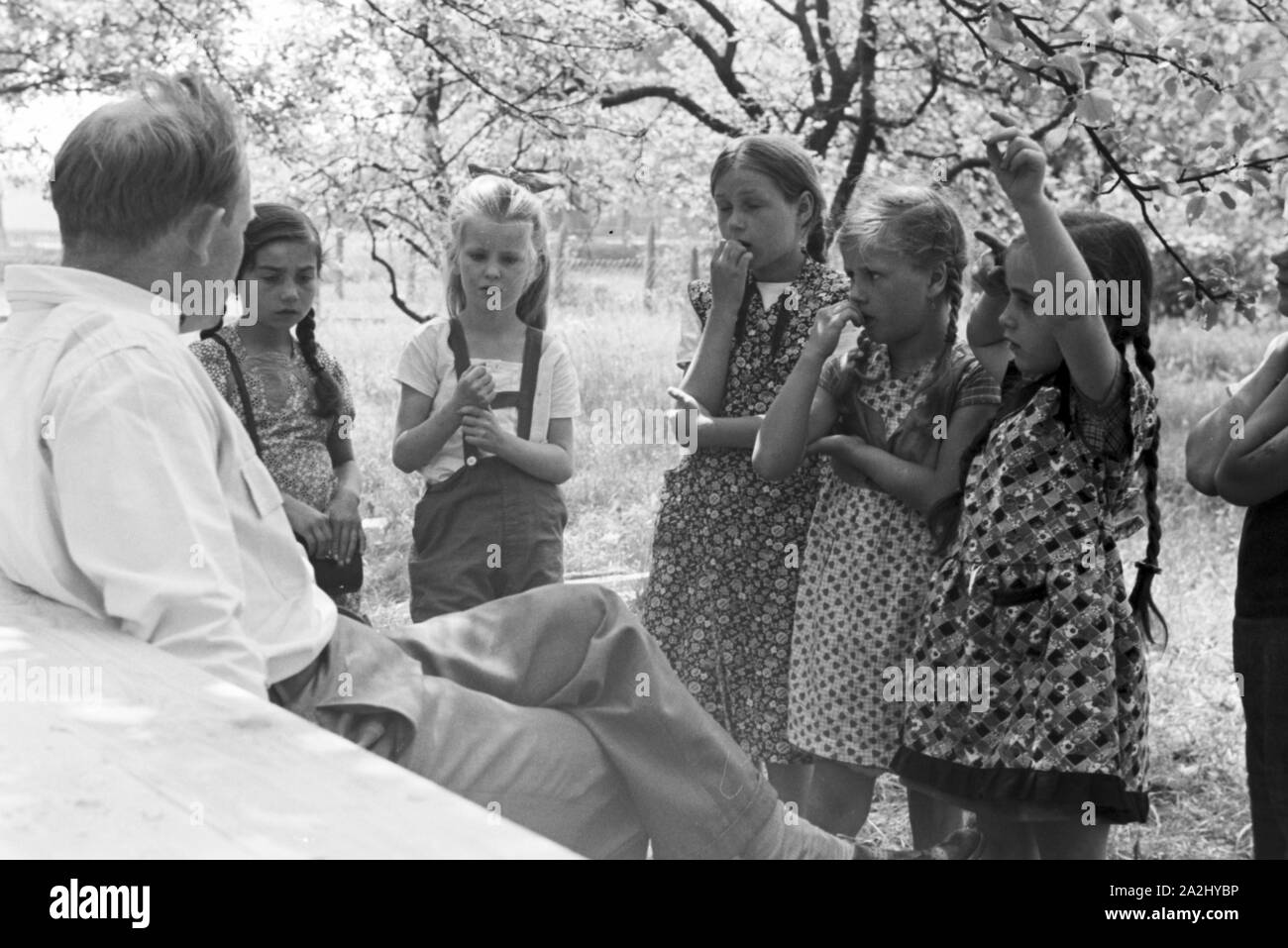 School class girls 1930s hi-res stock photography and images - Alamy
