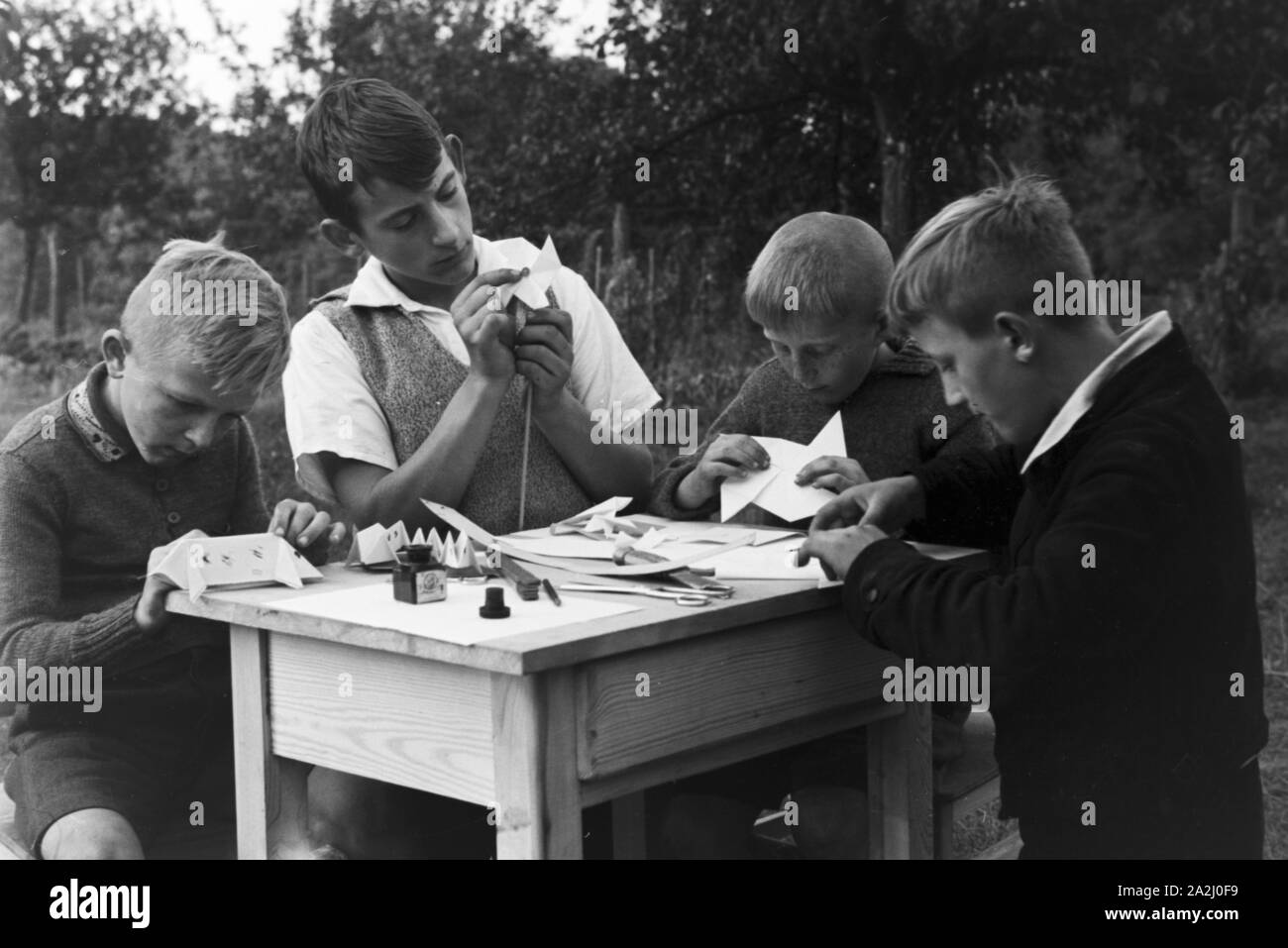 Child work 1930s hi-res stock photography and images - Alamy