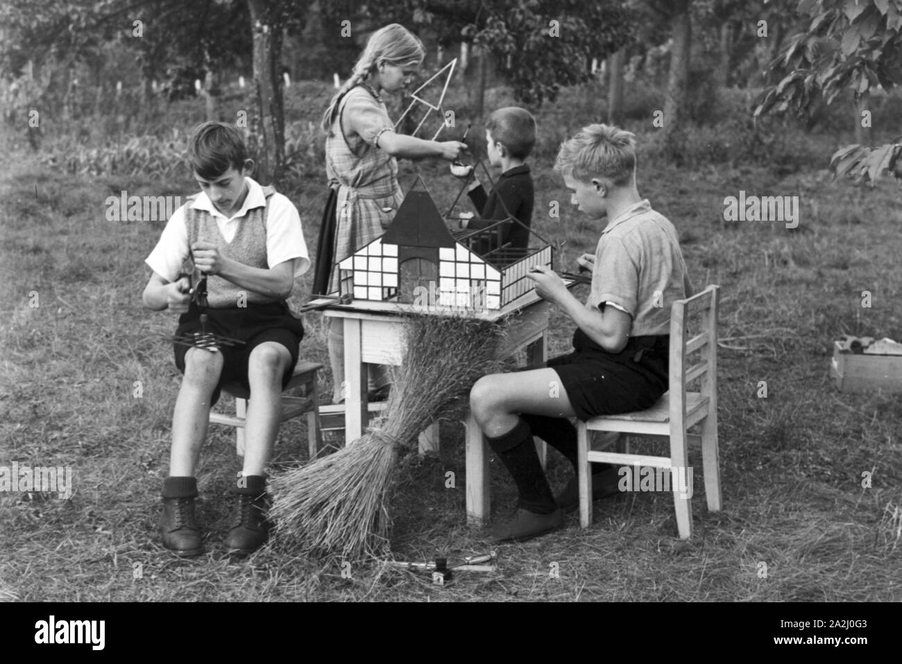 Child work 1930s hi-res stock photography and images - Alamy