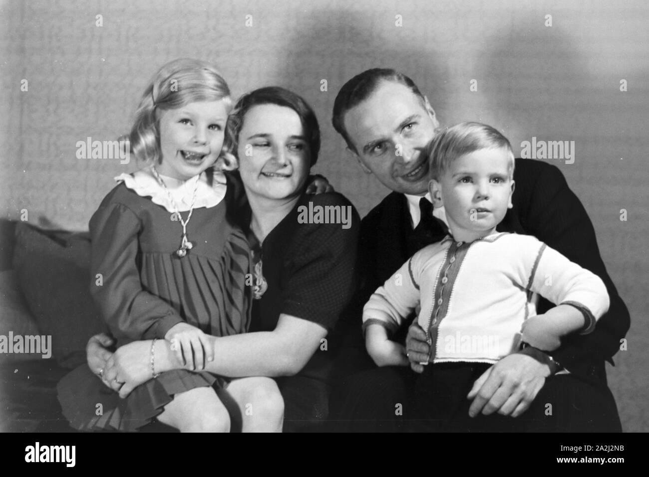 Alltagszenen einer Familie, Deutsches Reich 1930er Jahre. Scenes from ...