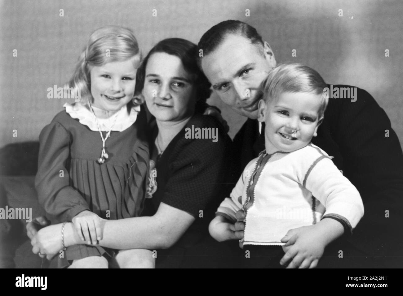 Alltagszenen einer Familie, Deutsches Reich 1930er Jahre. Scenes from ...