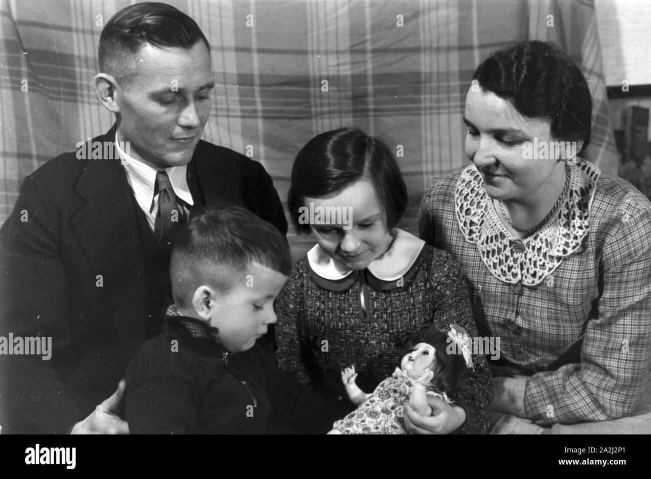 Alltagszenen einer Familie, Deutsches Reich 1930er Jahre. Scenes from ...