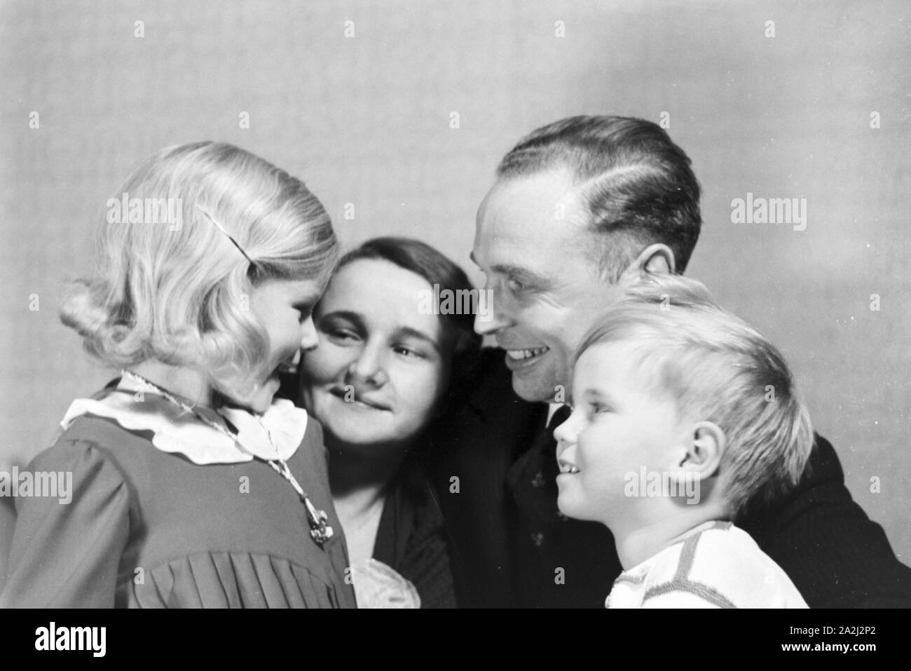 Alltagszenen einer Familie, Deutsches Reich 1930er Jahre. Scenes from ...