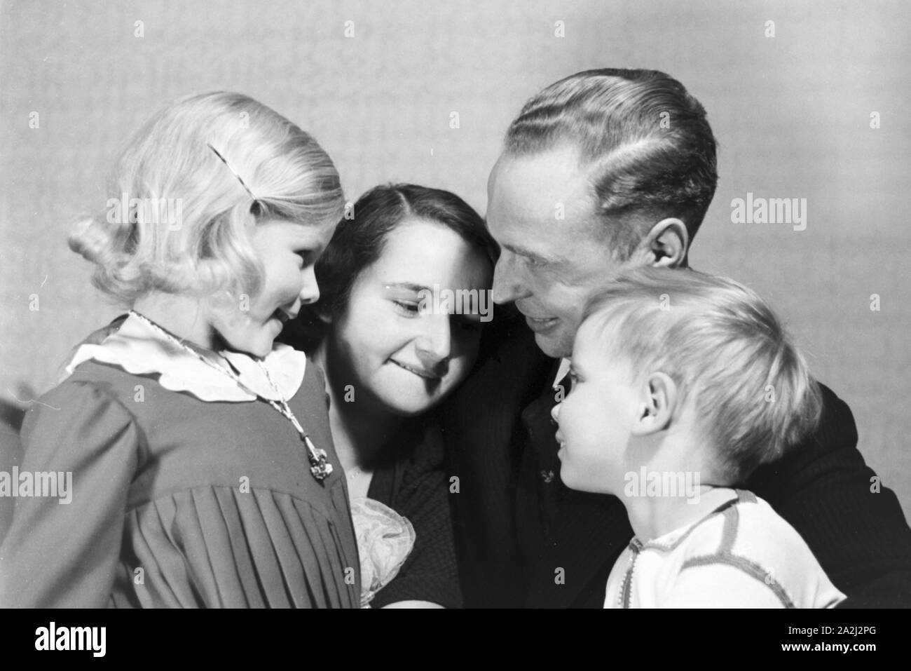 Alltagszenen einer Familie, Deutsches Reich 1930er Jahre. Scenes from ...