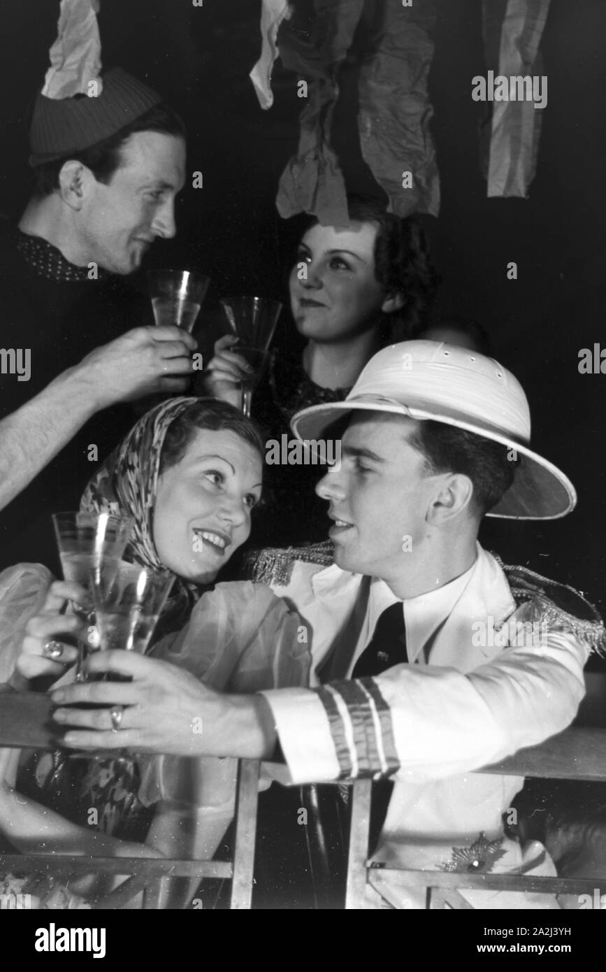 Gäste einer Faschingsparty, Deutsches Reich 1930er Jahre. Guests of a ...
