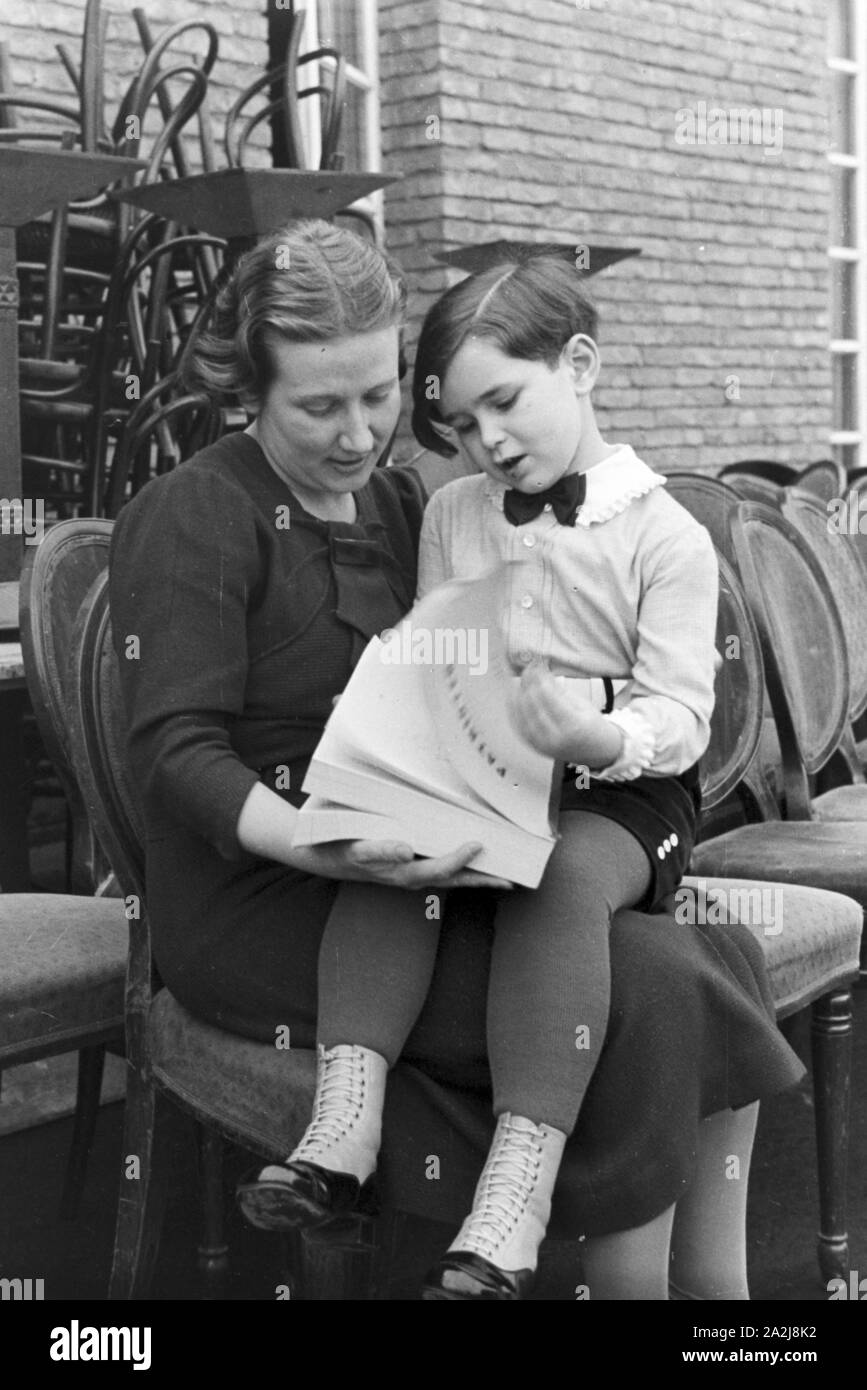 Eine Reportage über den Beruf eines Sciptgirls, Deutsches Reich 1930er ...