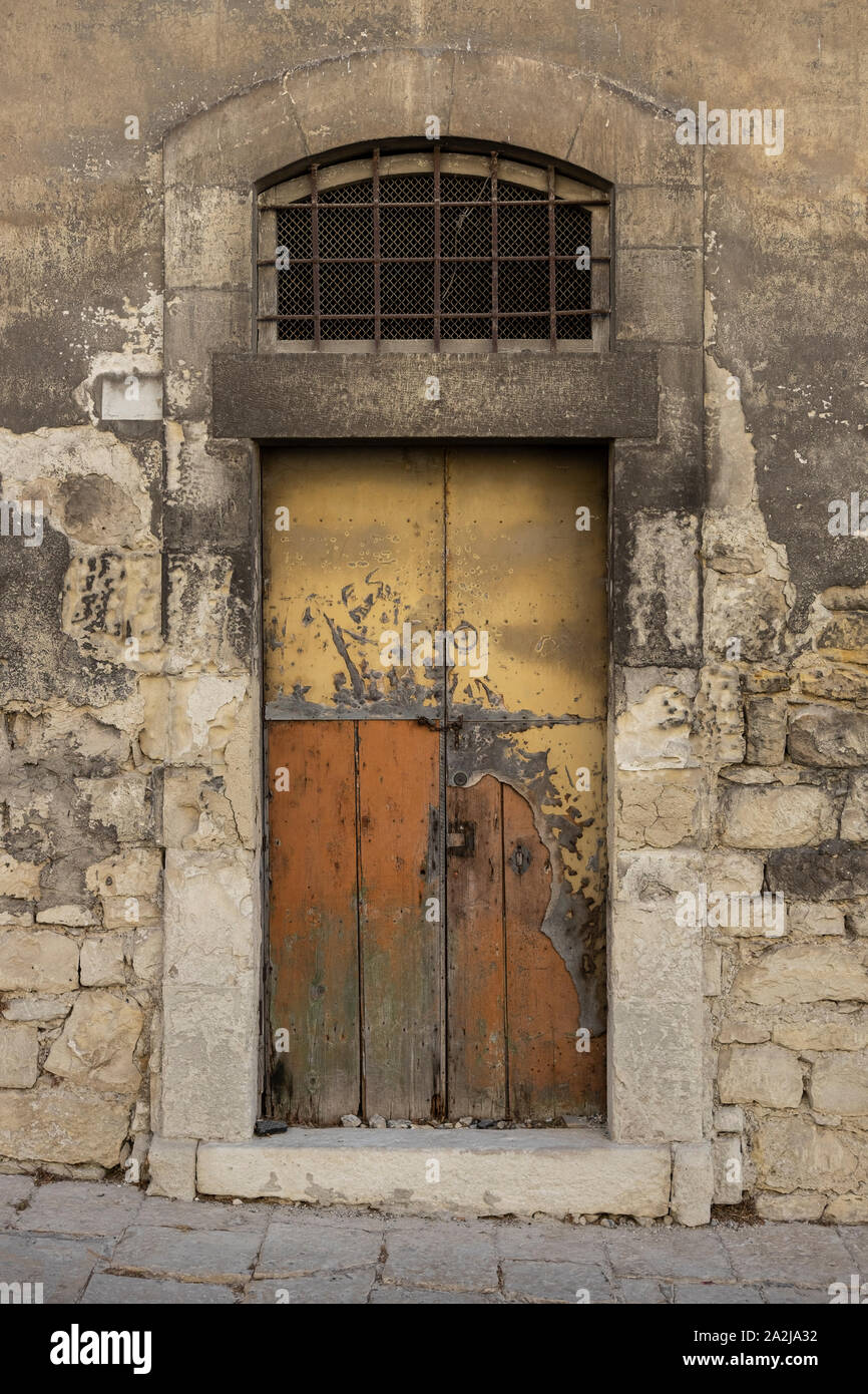 Old palace entrance gate door hi-res stock photography and images - Alamy