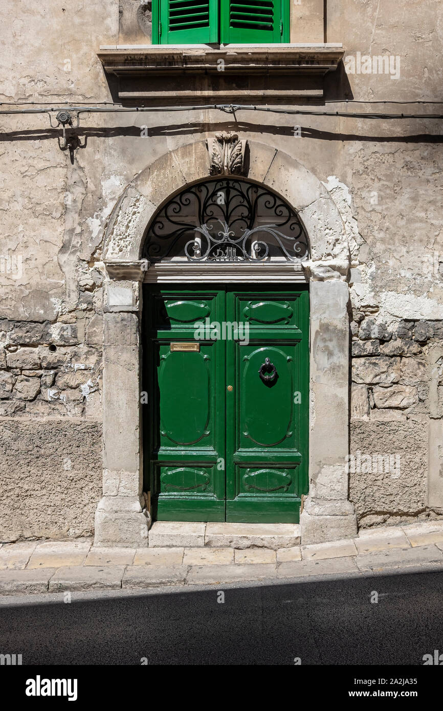 Old palace entrance gate door hi-res stock photography and images - Alamy