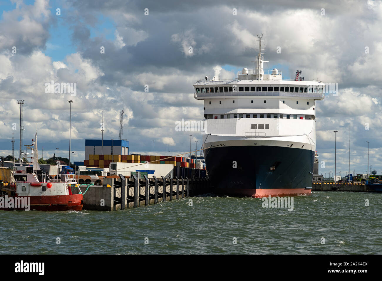 Cruise ship loading hi-res stock photography and images - Alamy