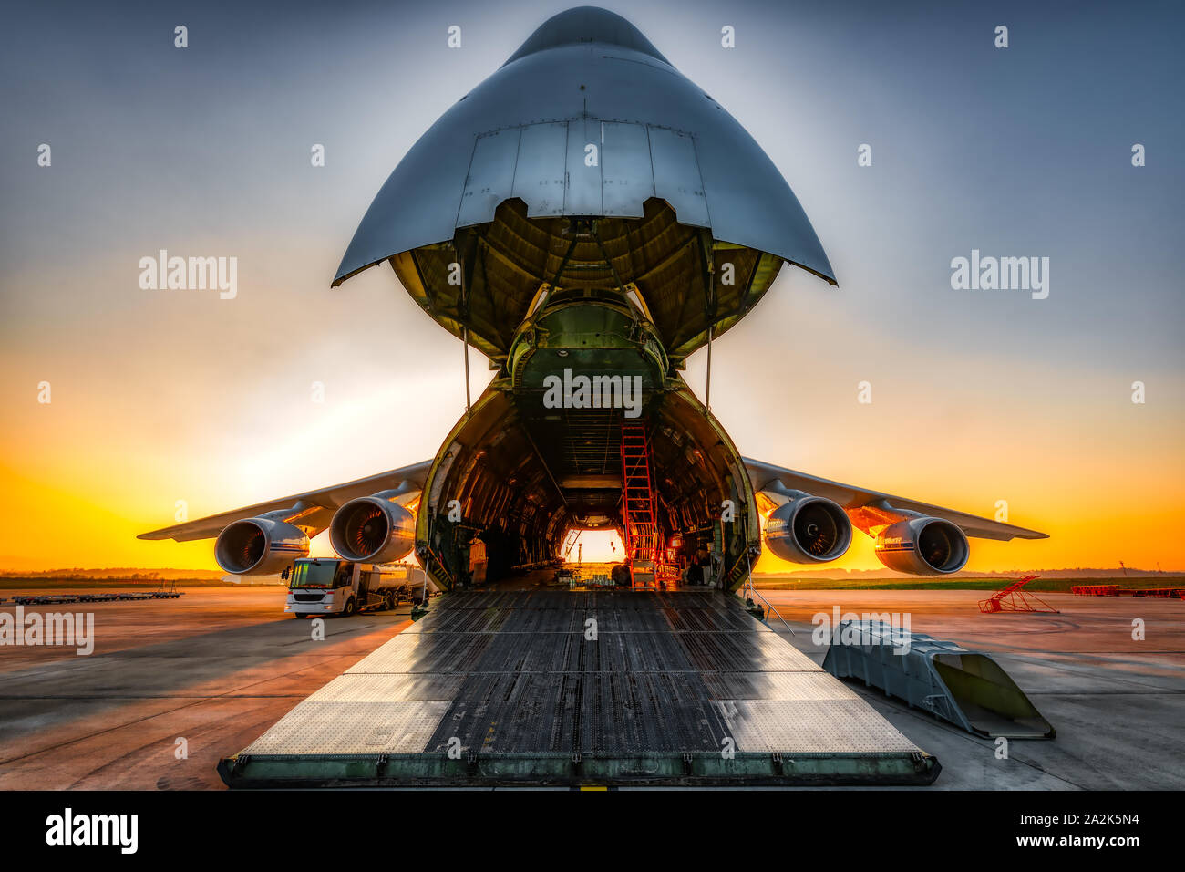 Antonov 124 hi-res stock photography and images - Alamy